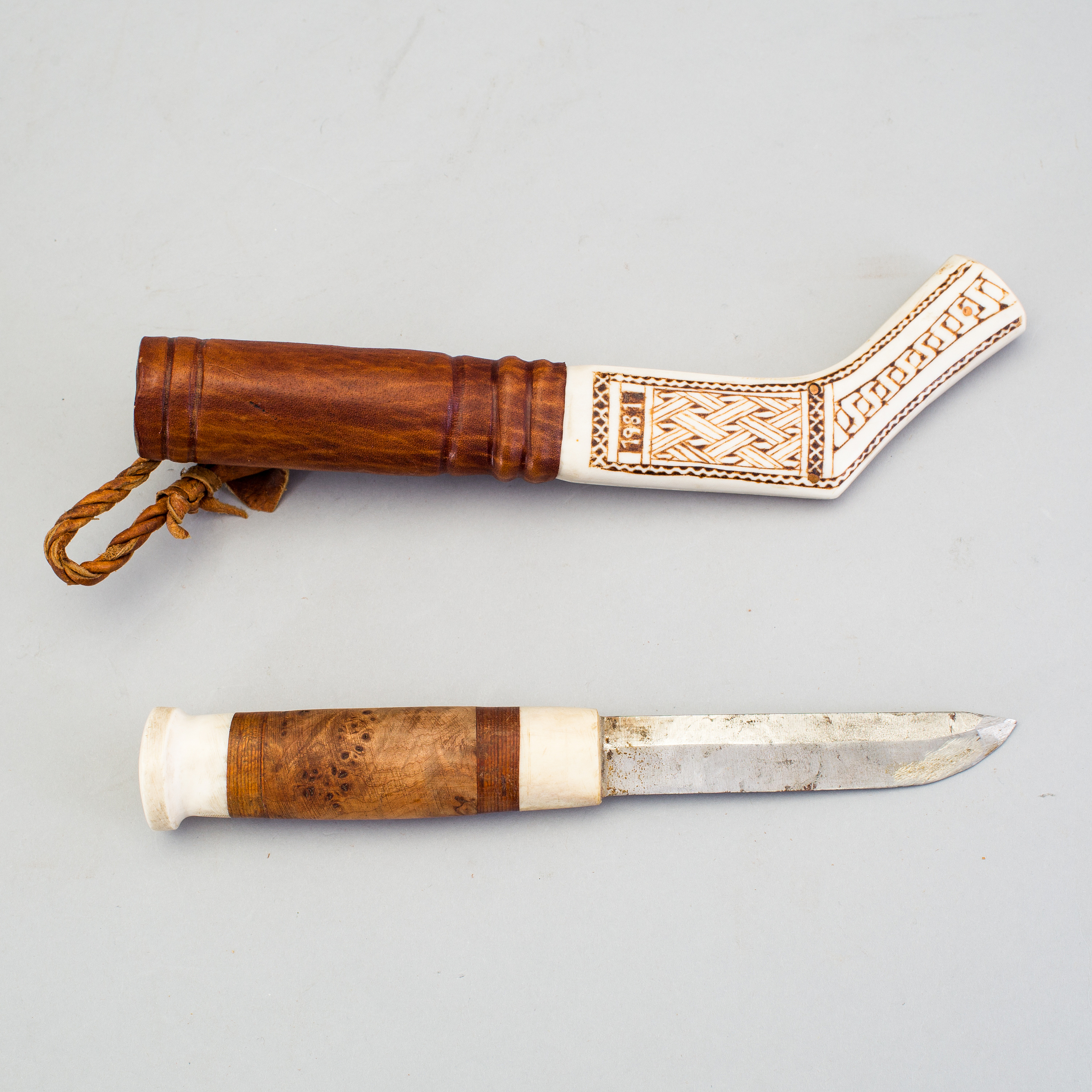 A traditional sami knife, signed RE and dated 1981. - Bukowskis