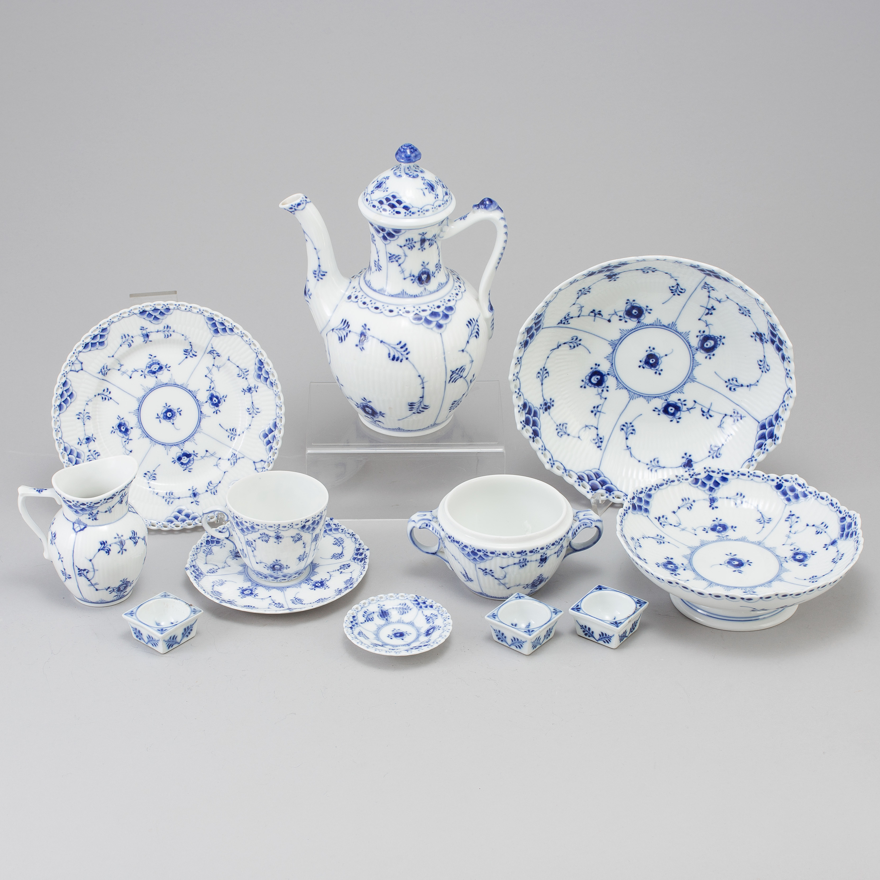 A set of 27 p of "Musselmalet" porcelain, Royal Copenhagen, 20th ...