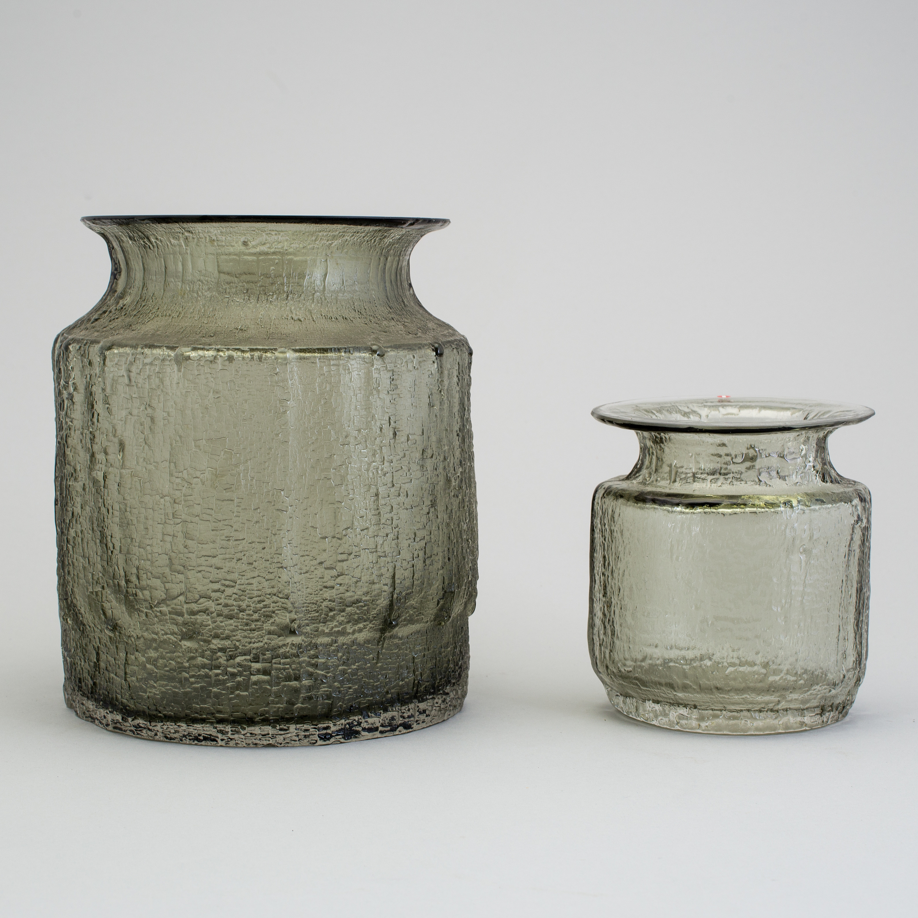 TWO TIMO SARPANEVA FINLANDIA GLASS VASES. - Bukowskis