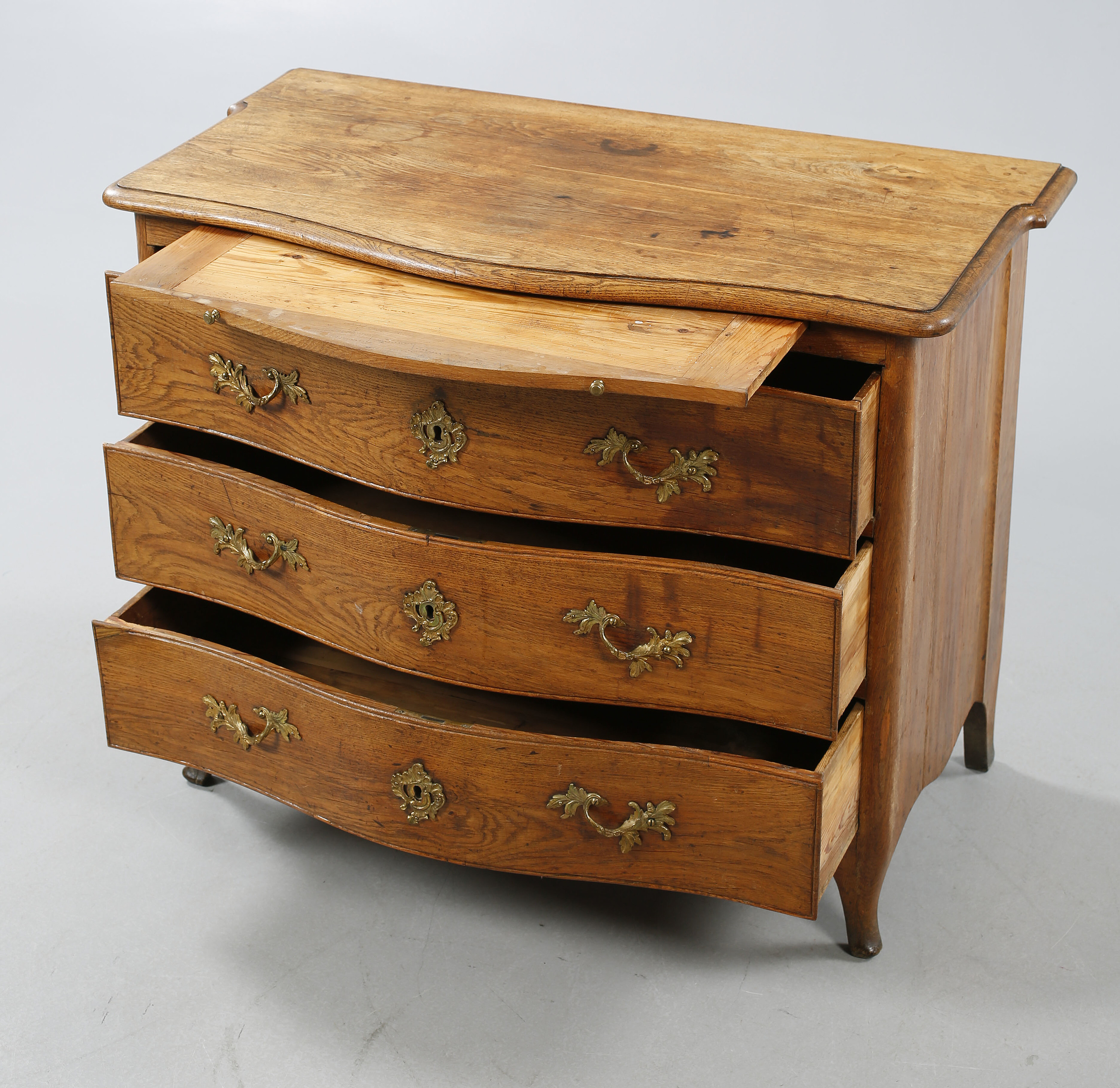 A 18th century chest of drawers. - Bukowskis