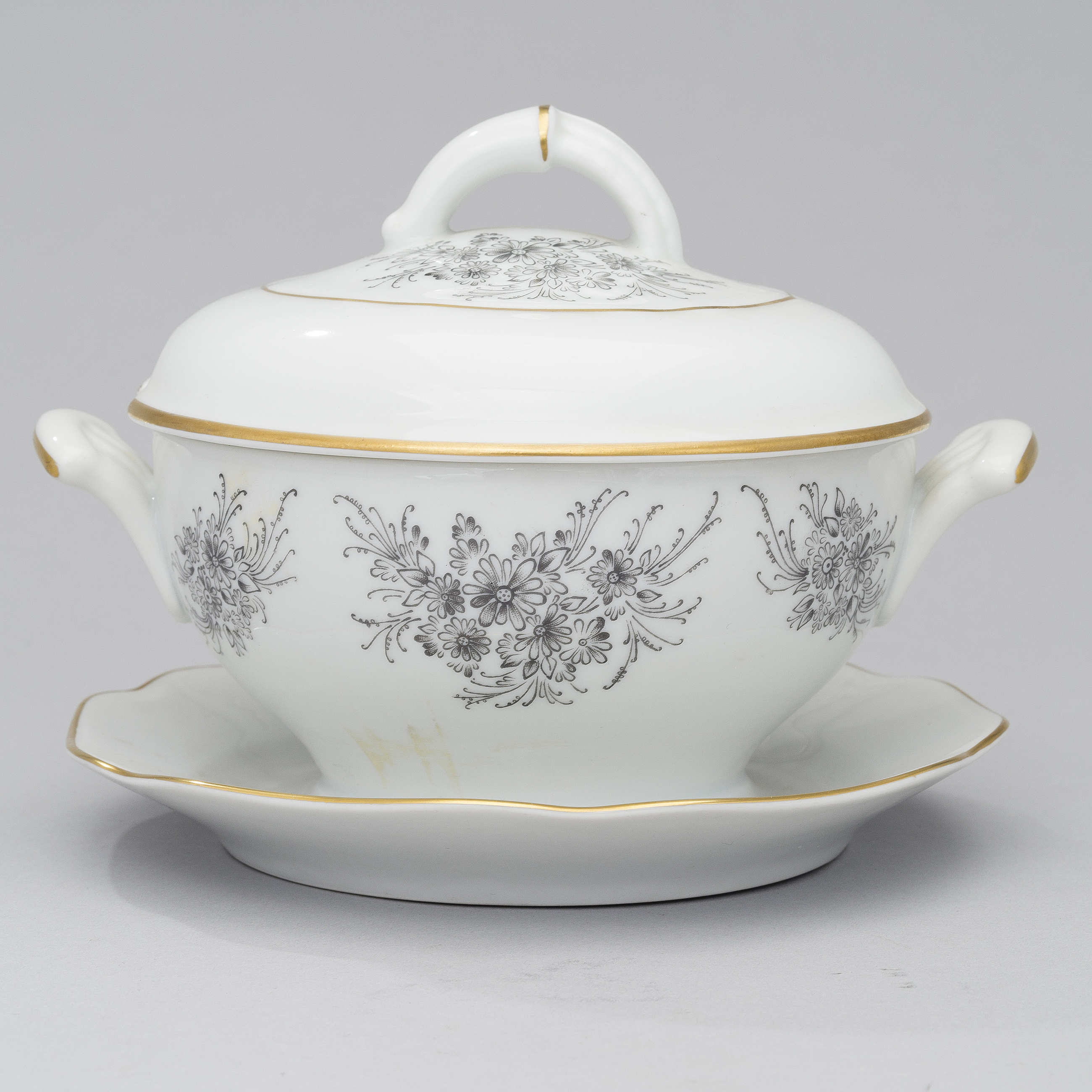 A MID-CENTURY FINNISH PORCELAIN DINNERWARE AND COFFEE SET "IRMA ...