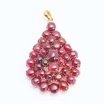 A cabochon-cut ruby pendant. - Bukowskis