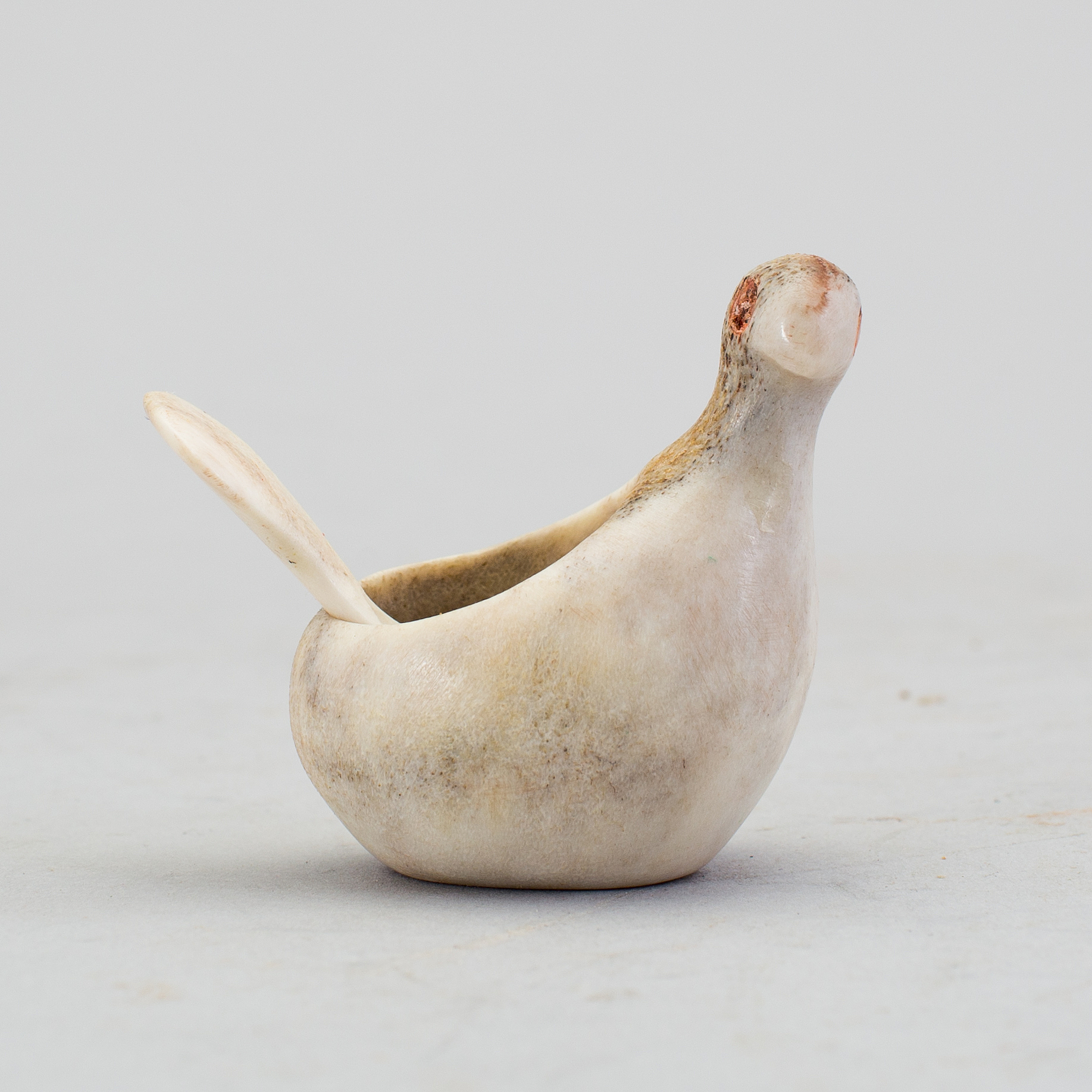 LARS PIRAK, a reindeer horn salt cellar with spoon. - Bukowskis