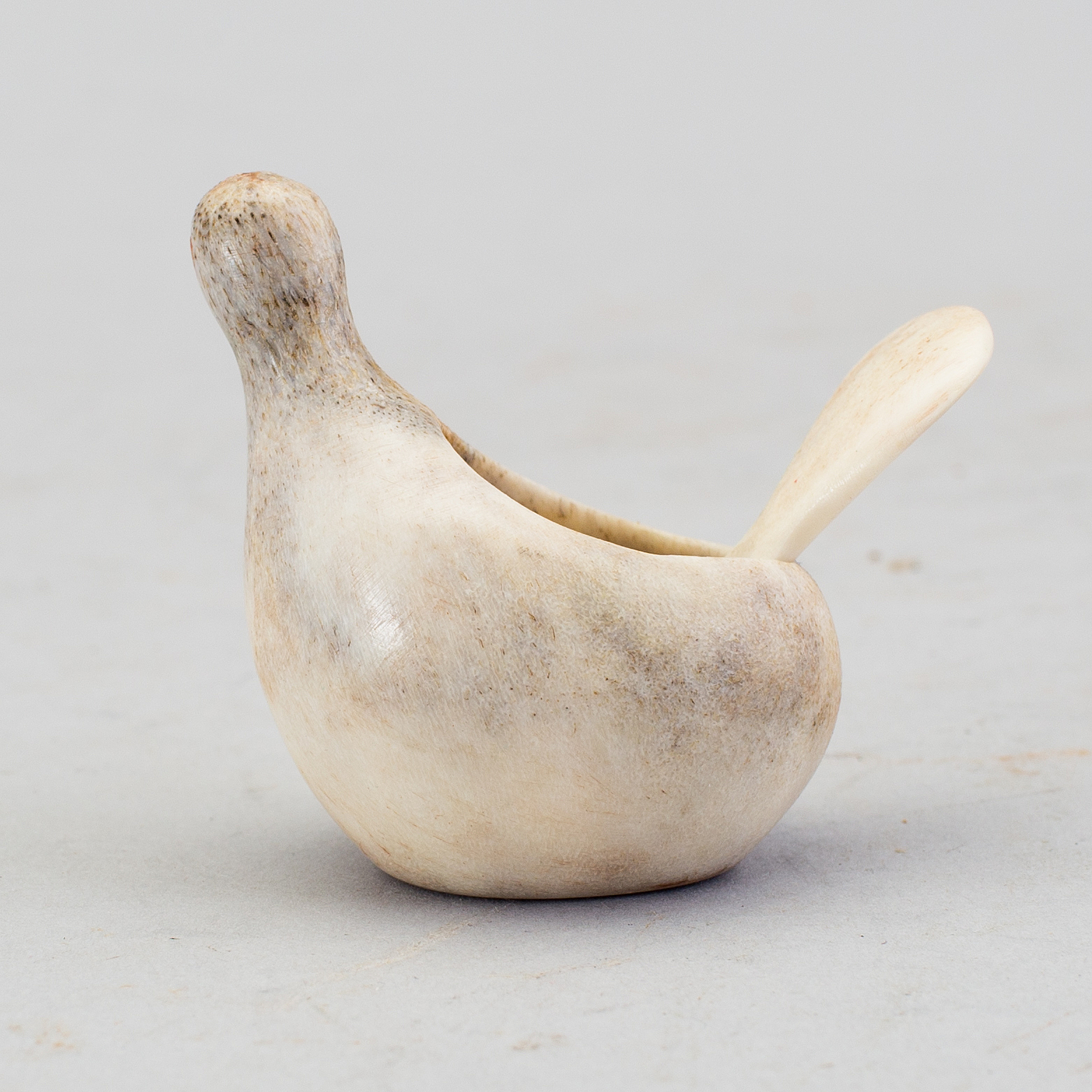 LARS PIRAK, a reindeer horn salt cellar with spoon. - Bukowskis