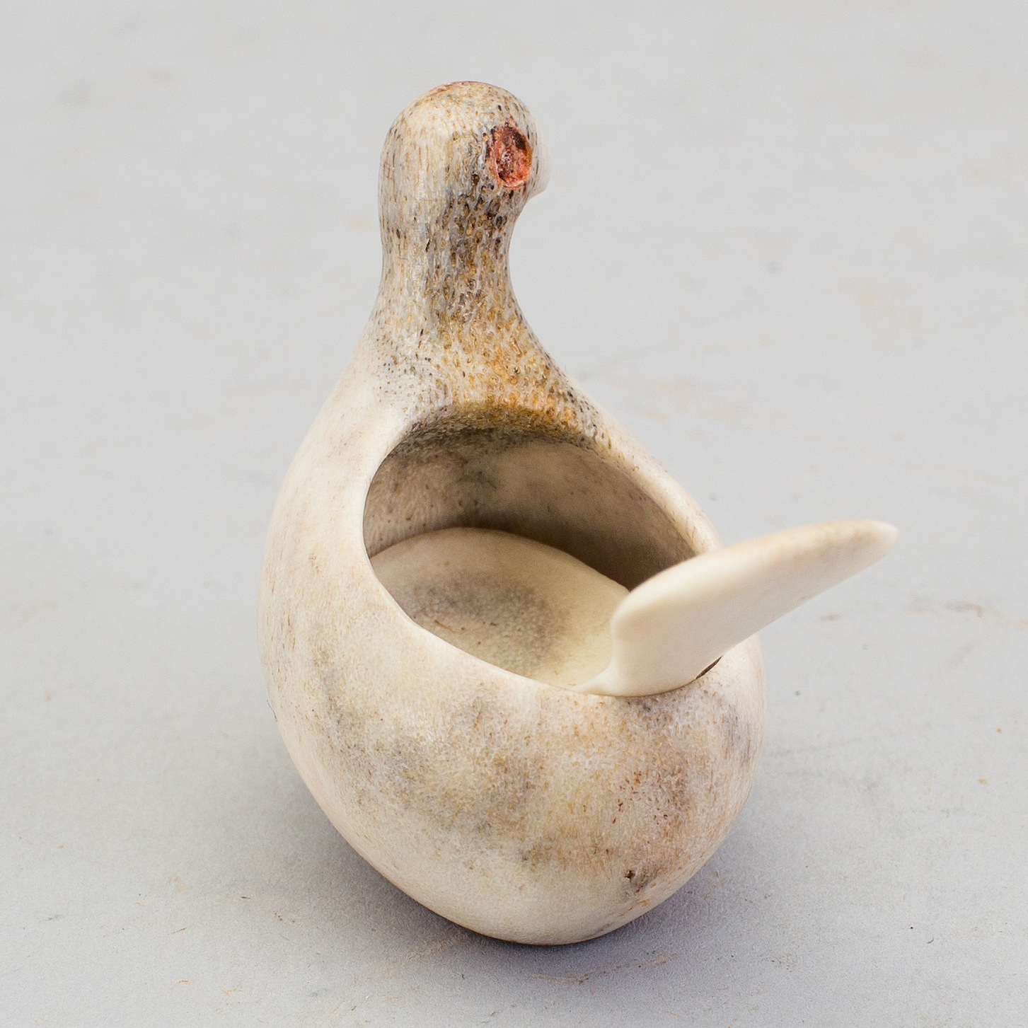 LARS PIRAK, a reindeer horn salt cellar with spoon. - Bukowskis