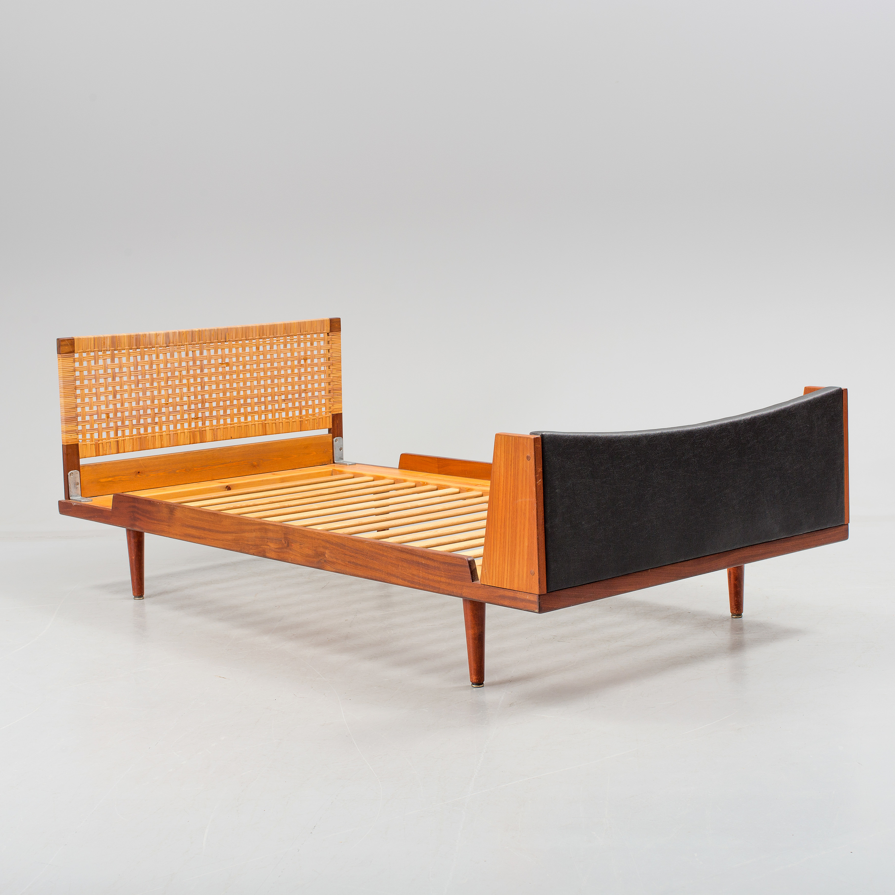 A bed by Hans J. Wegner, Getama, Denmark. - Bukowskis