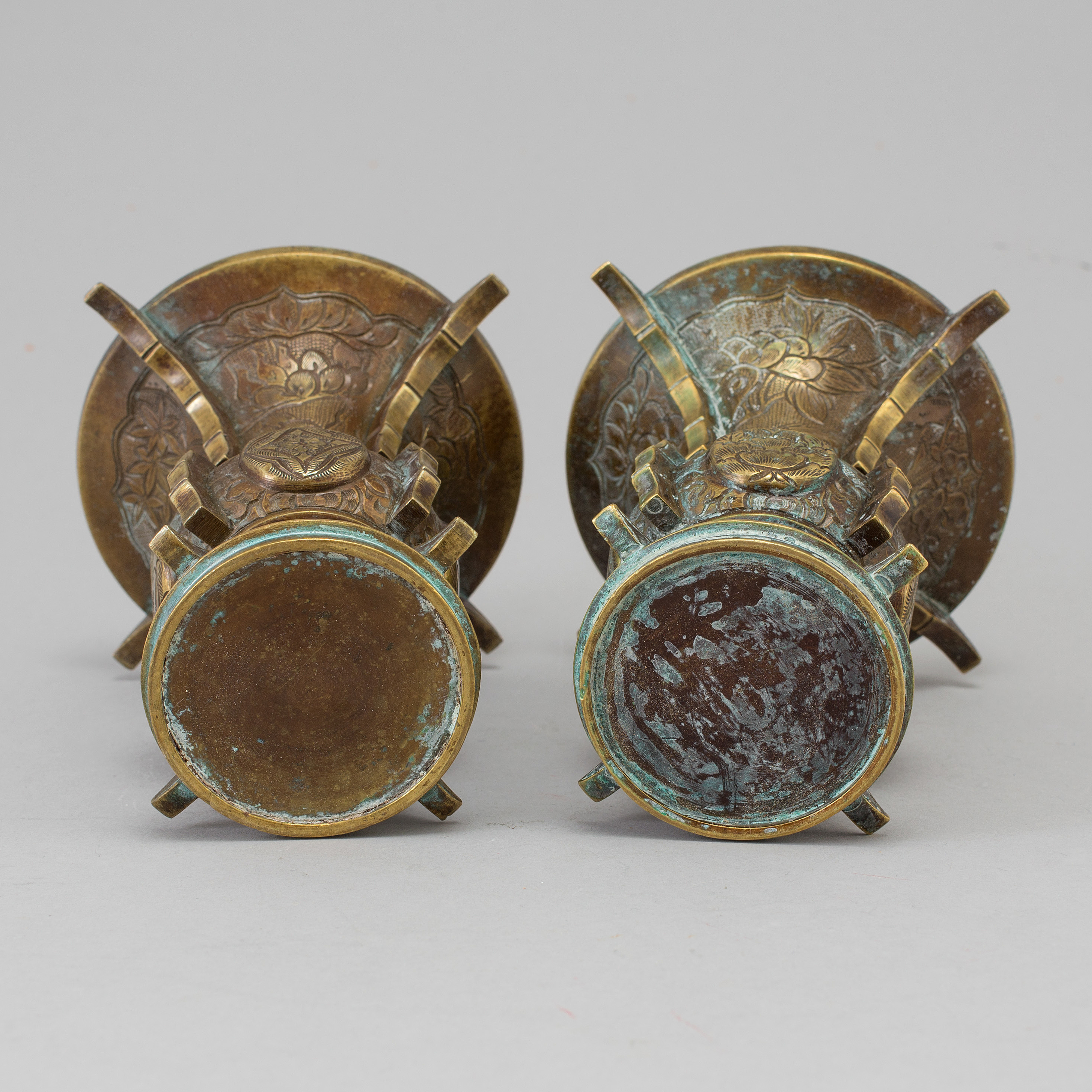 A pair of Chinese bronze bakers late Qing. - Bukowskis