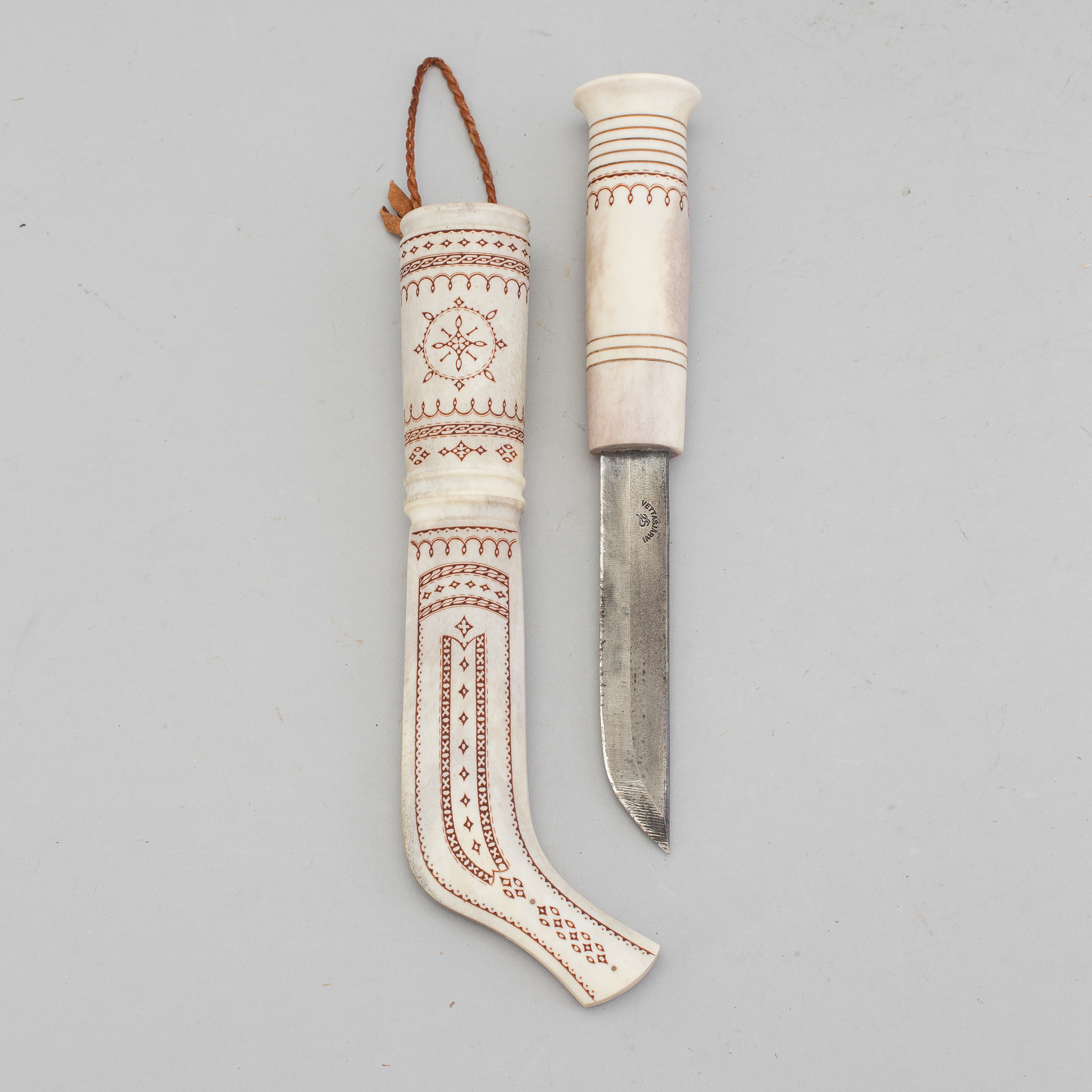 A traditional sami knife by Tore Sunna in Kiruna. Signed. - Bukowskis