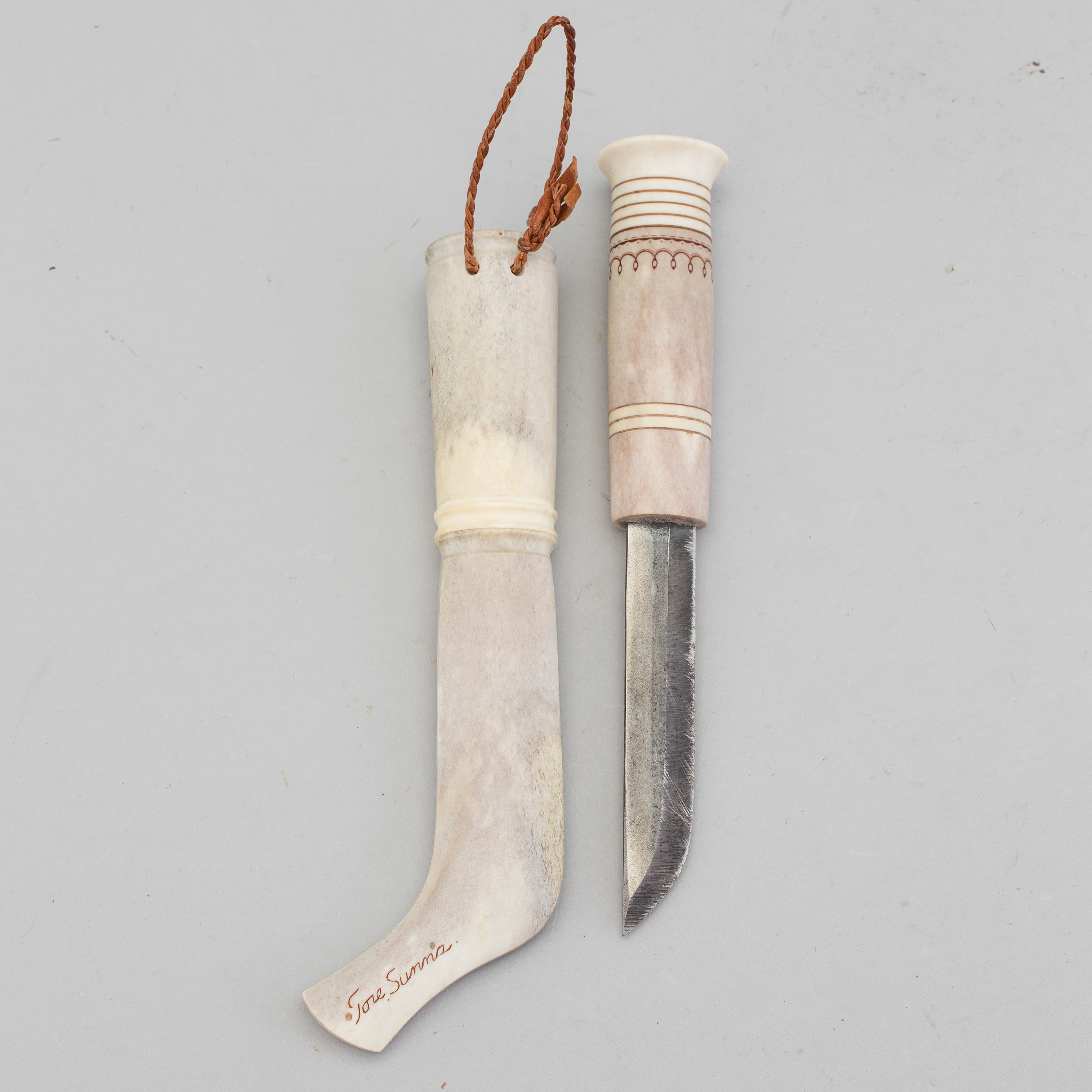 A traditional sami knife by Tore Sunna in Kiruna. Signed. - Bukowskis