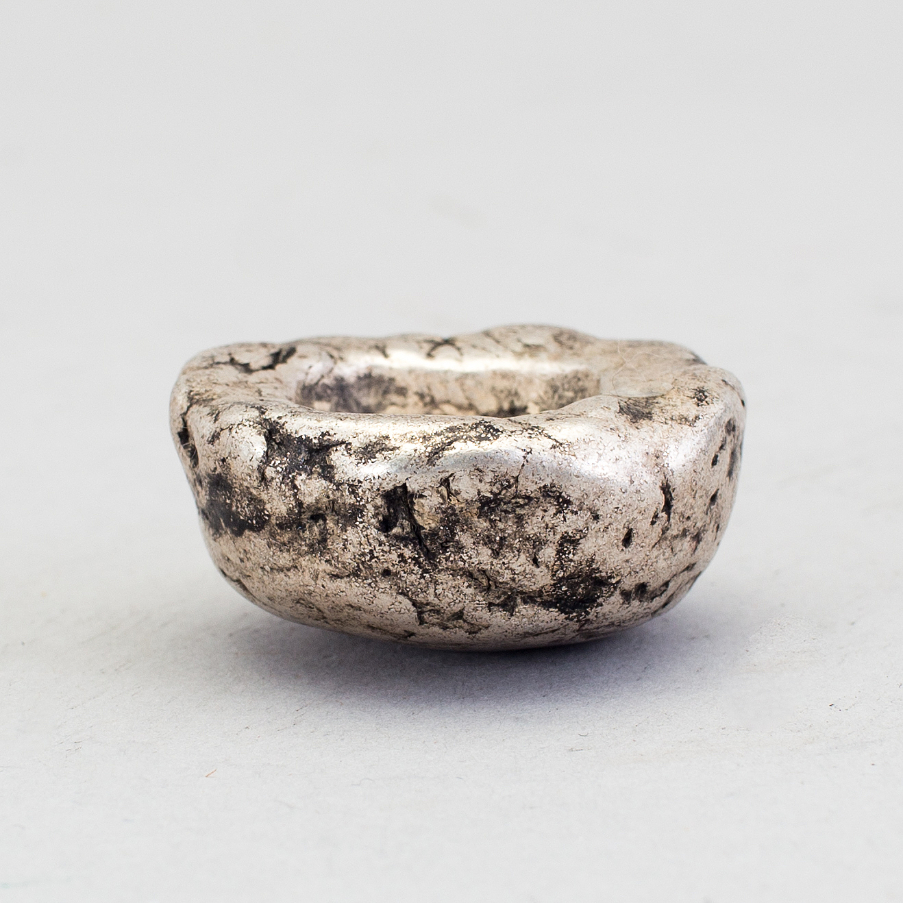 A Chinese early 20th century silver sycee ingot. Weight 77 g. - Bukowskis