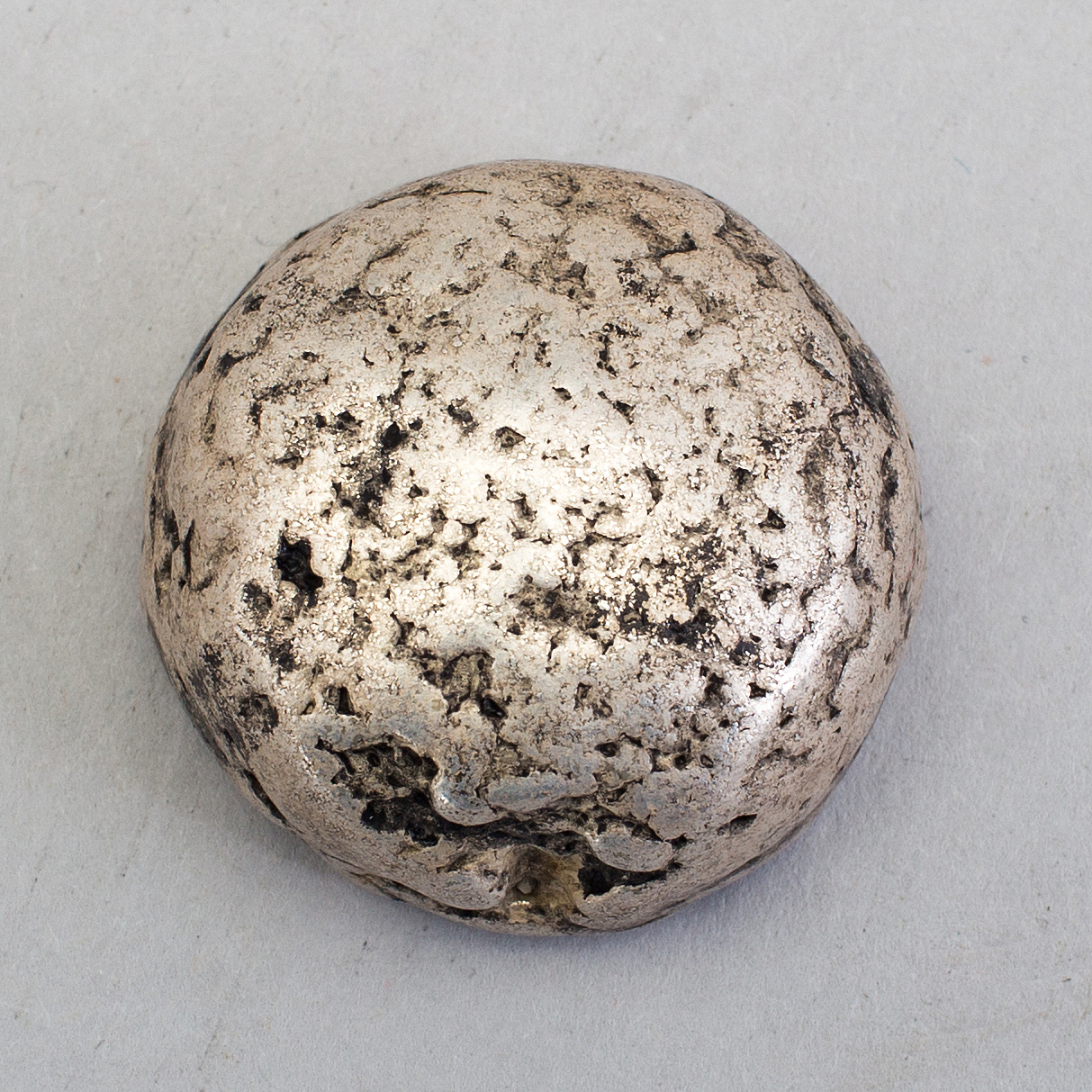 A Chinese early 20th century silver sycee ingot. Weight 77 g. - Bukowskis