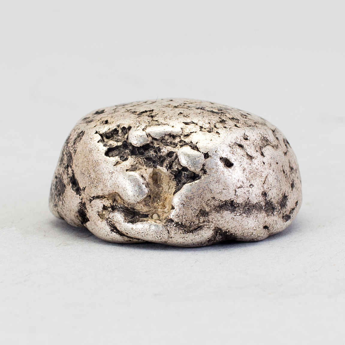 A Chinese early 20th century silver sycee ingot. Weight 77 g. - Bukowskis