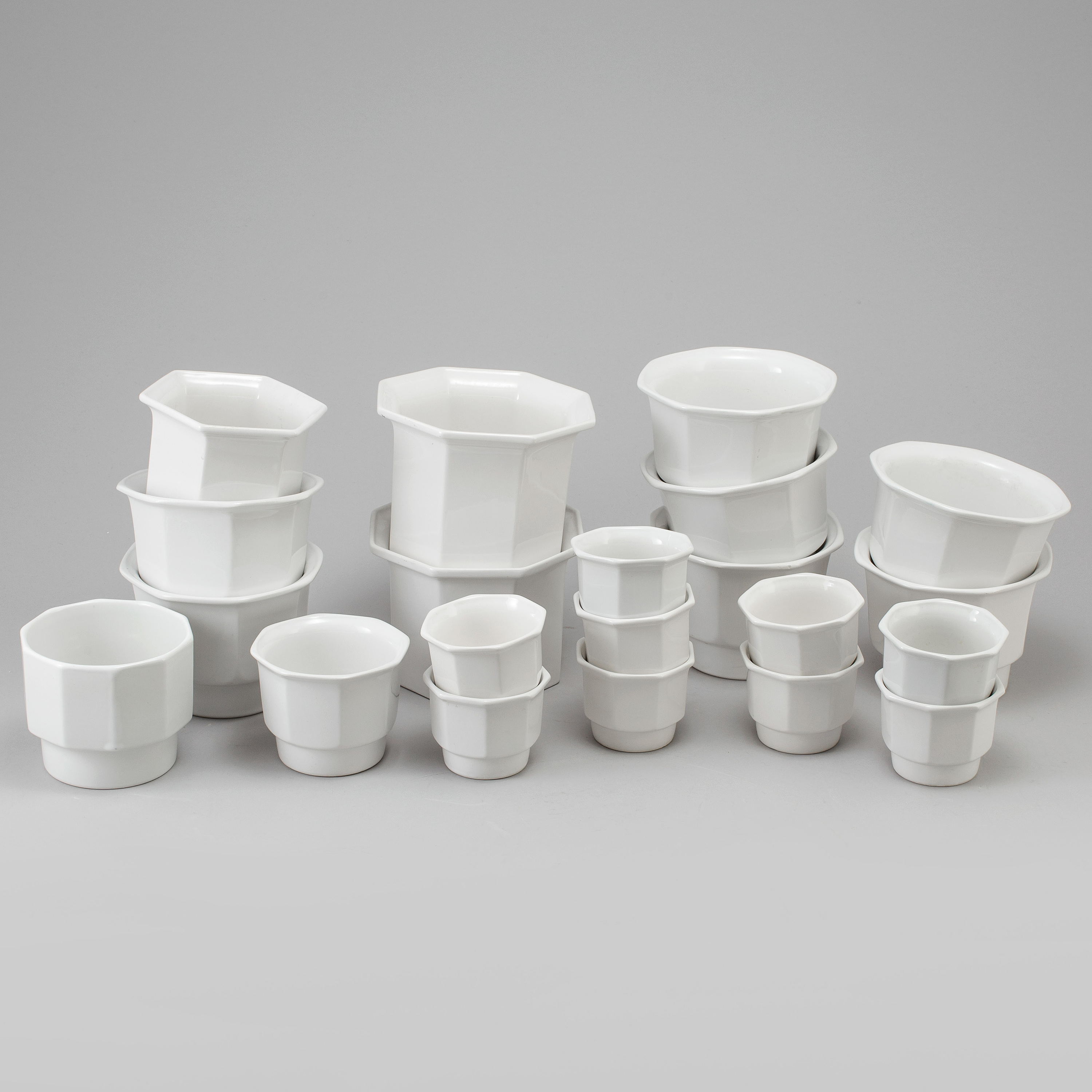 21 "Oktavia" and "Octavius" flower pots by Karin Björquist for ...