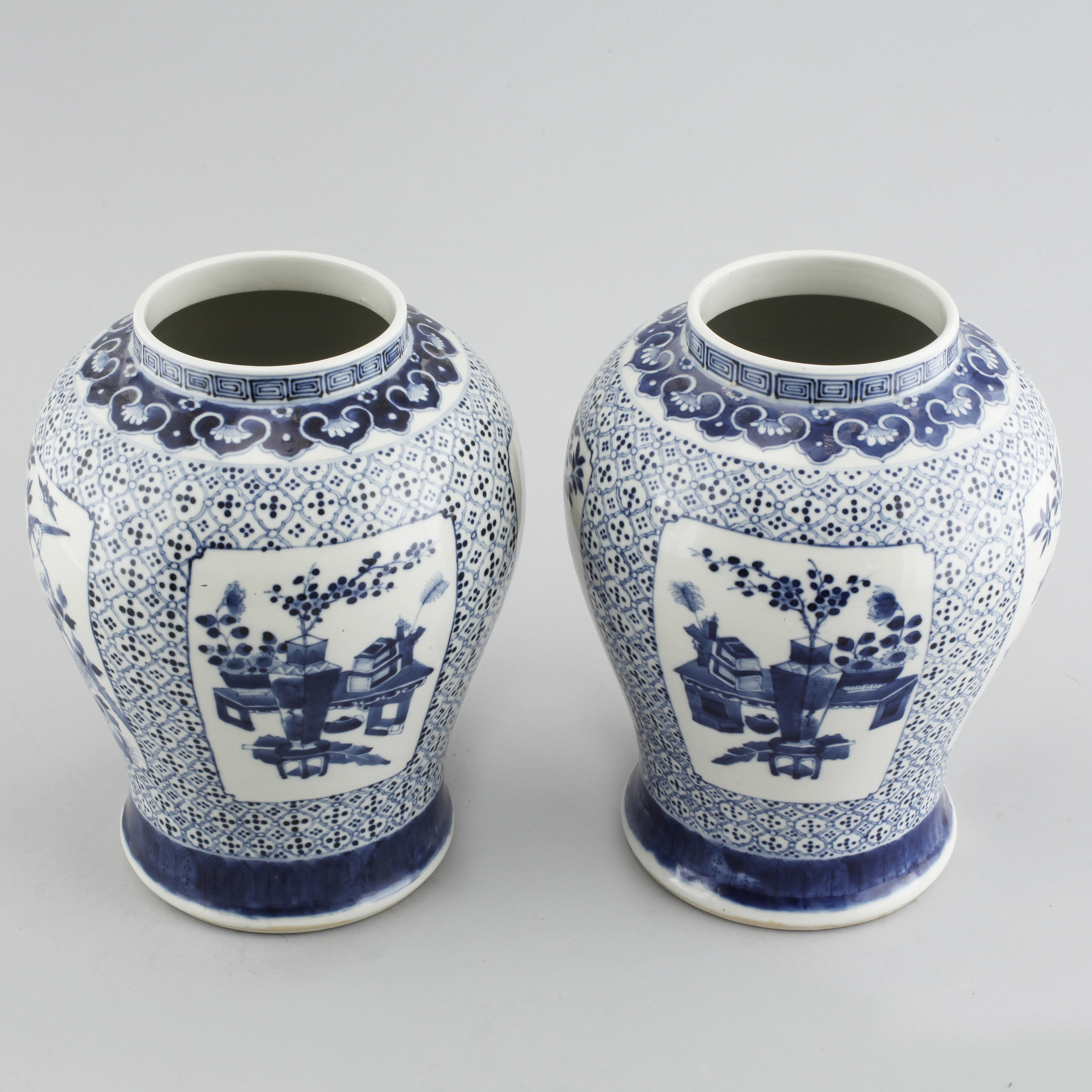 VASER, ett par, porslin, Kina, sent 1800-tal/tidigt 1900-tal. - Bukowskis