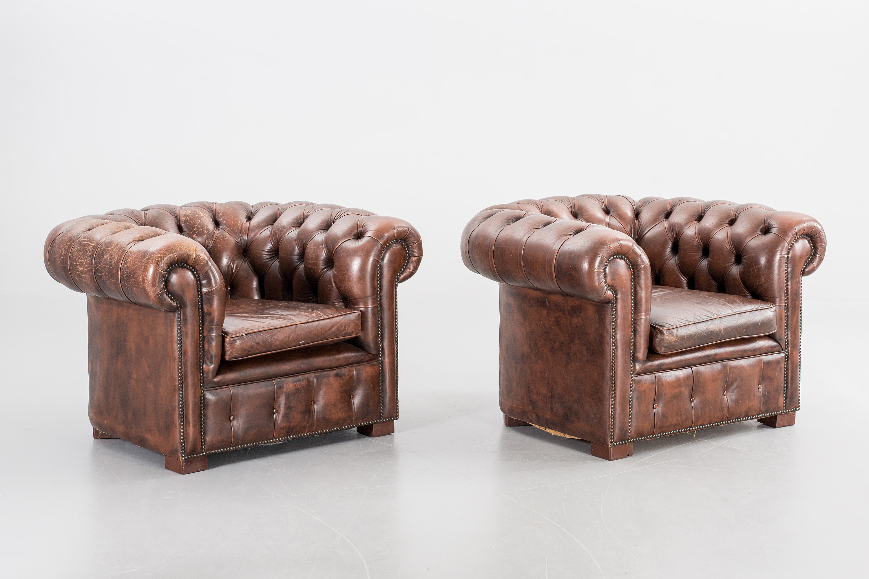 FÅTÖLJER, ett par, Chesterfield-modell, 1900-talets andra hälft ...