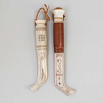Two traditional sami knives, one by Per Henrik Simmas. Signed. - Bukowskis