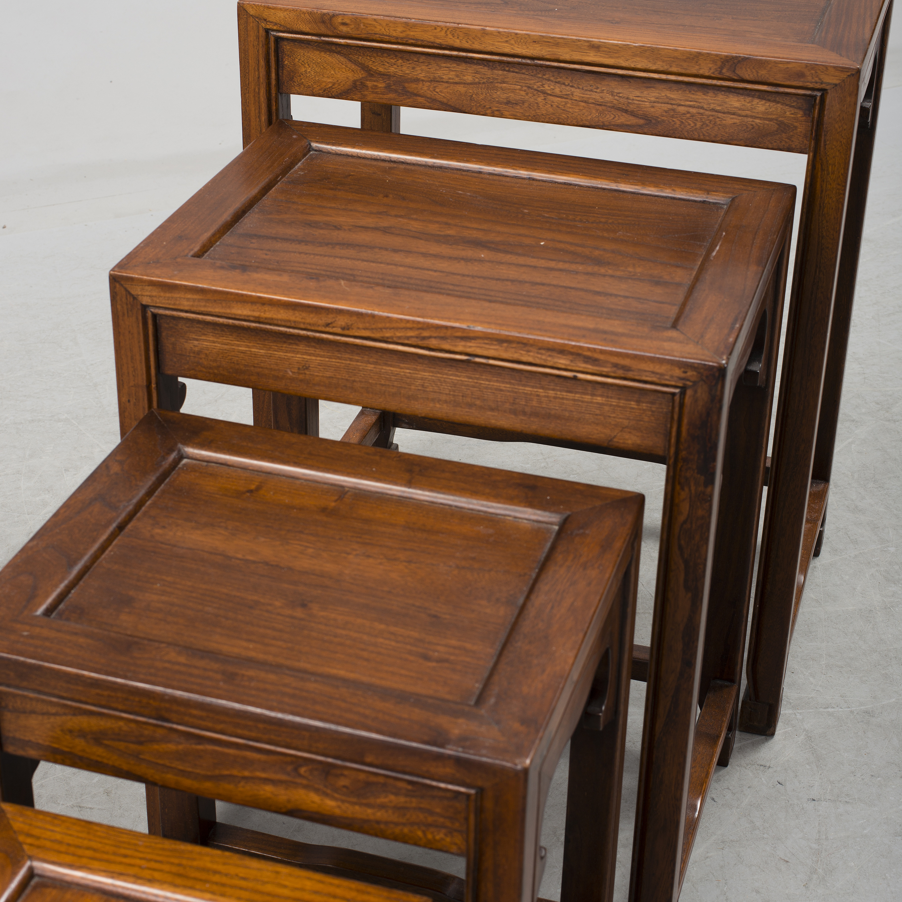 A set of three 20th ce chinese tables. - Bukowskis