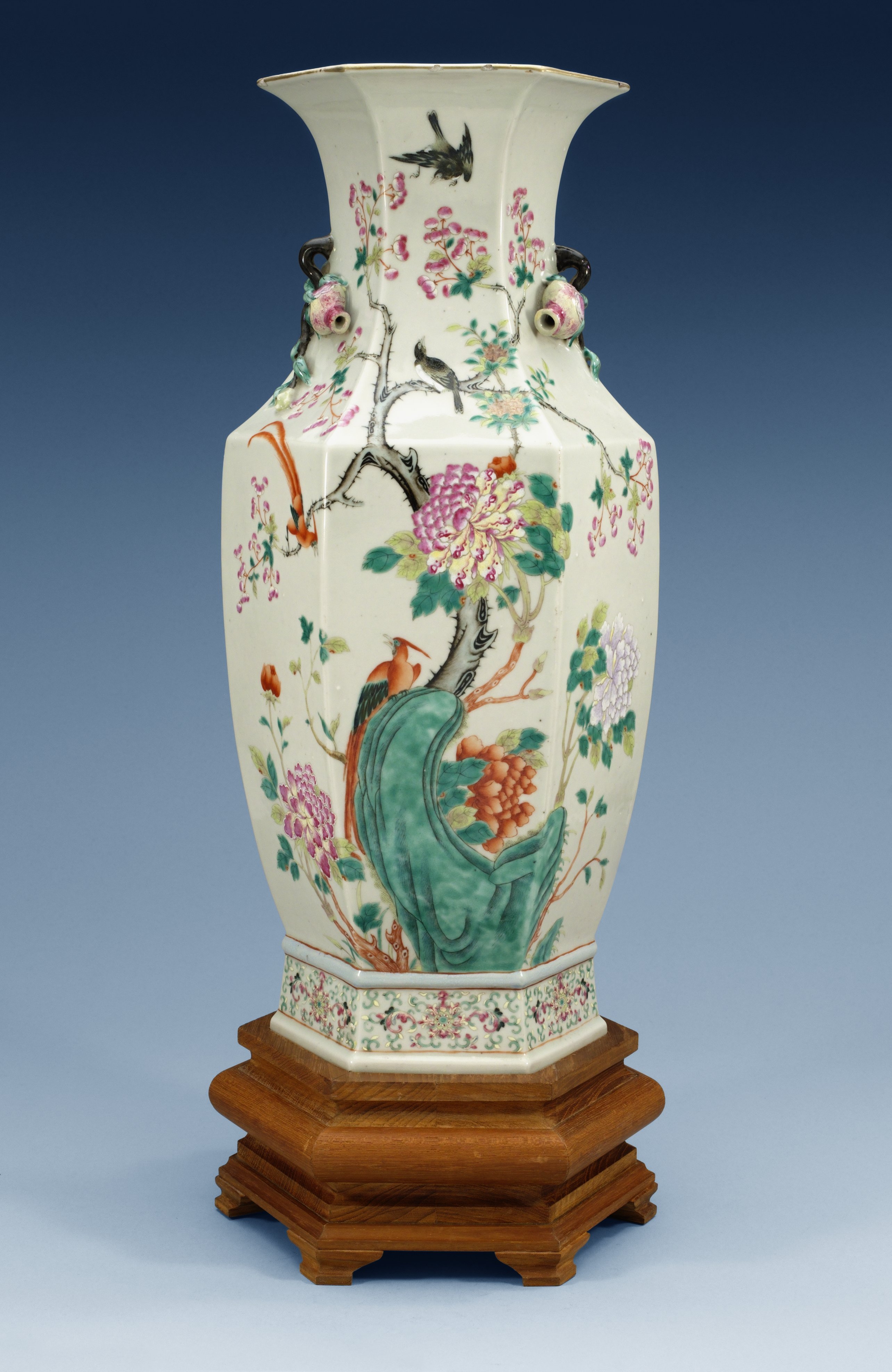 A famille rose vase, late Qing dynasty. - Bukowskis
