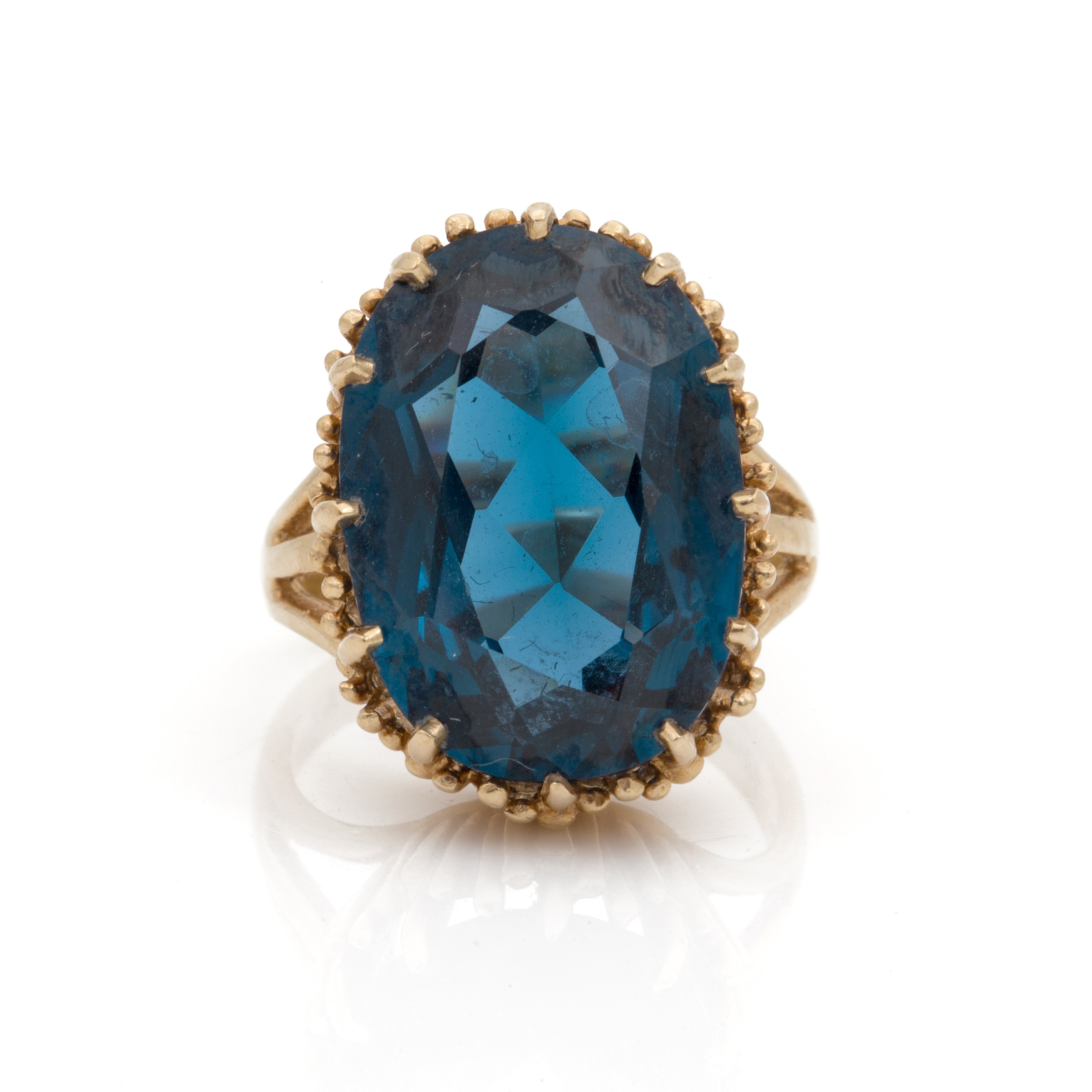 A synthetic blue spinel ring. - Bukowskis