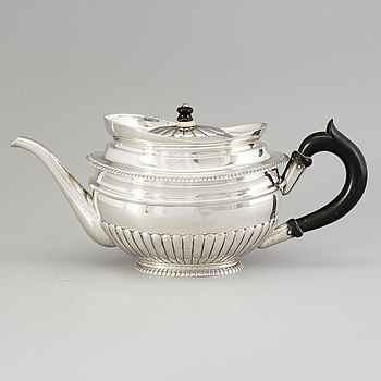 CARL GUSTAV GROSSMAN, TEKANNA, SILVER, REVAL 1807-1837. - Bukowskis