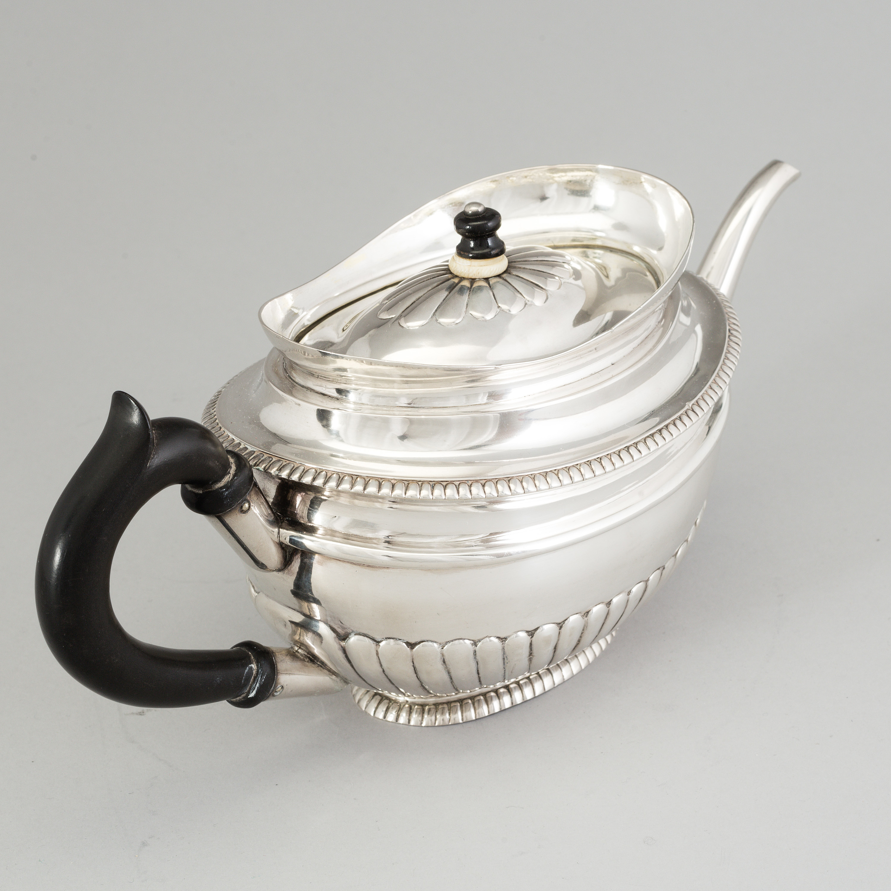 CARL GUSTAV GROSSMAN, TEKANNA, SILVER, REVAL 1807-1837. - Bukowskis
