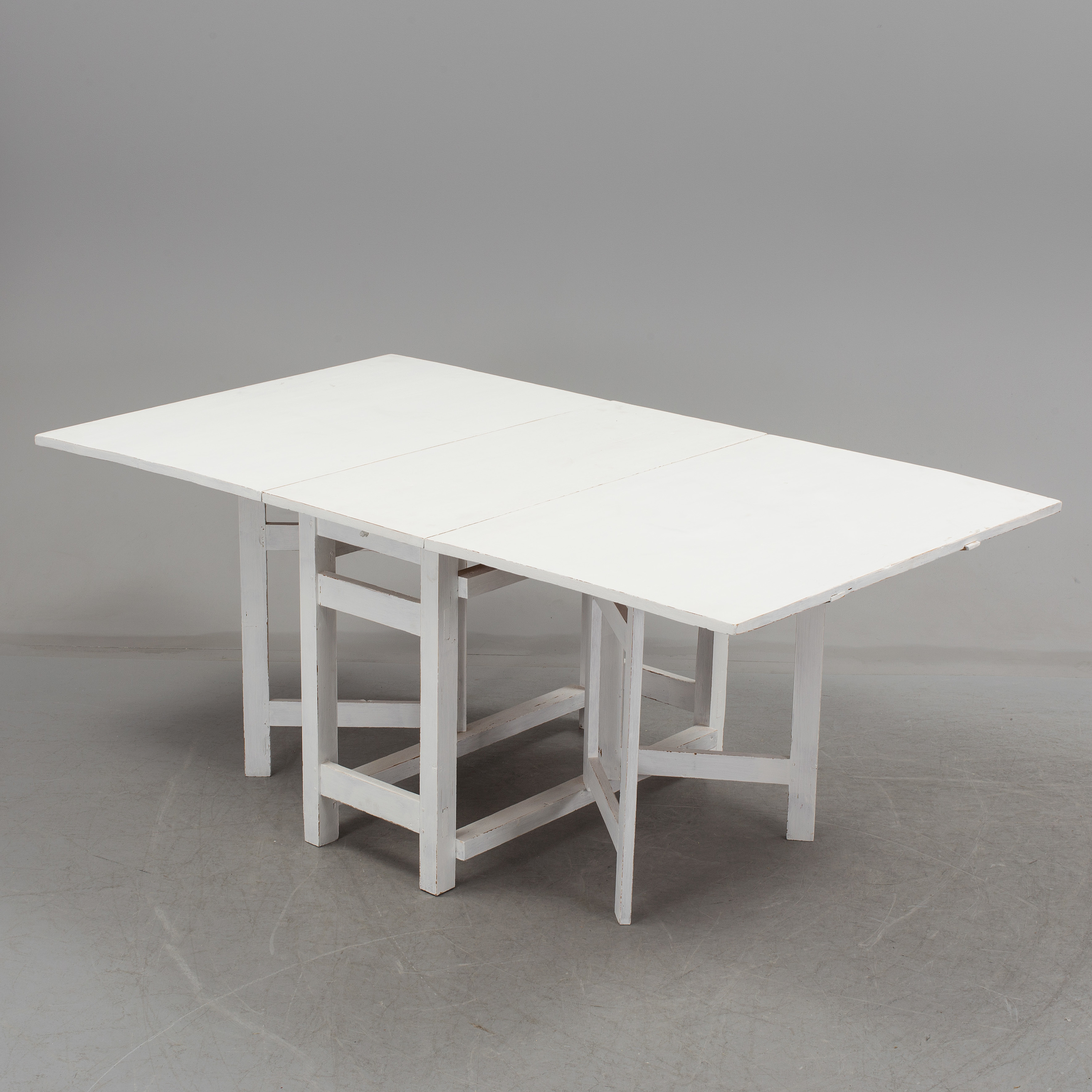 A white painted flap table. - Bukowskis