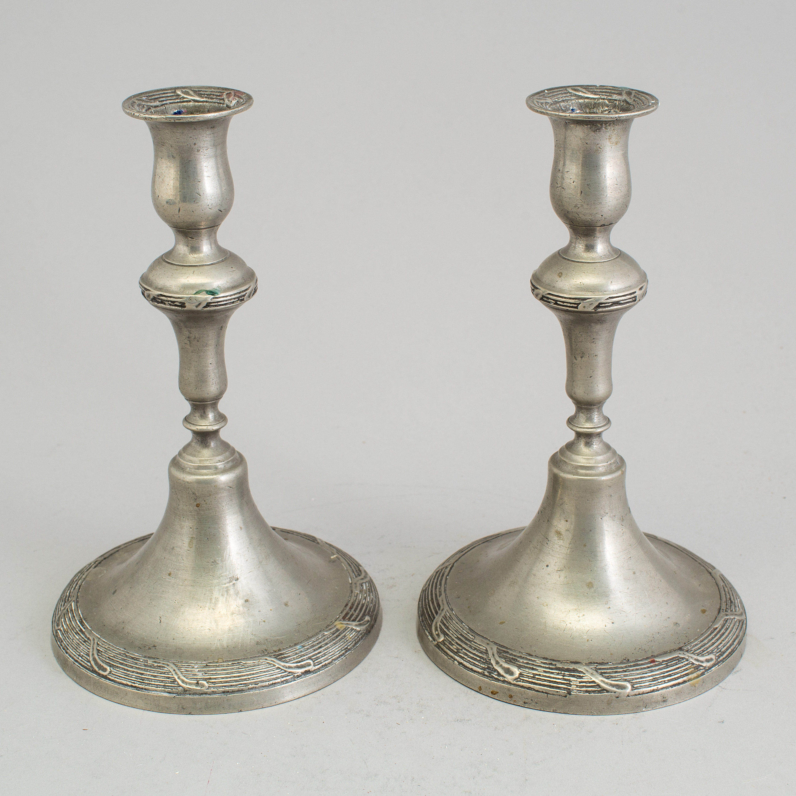 LJUSSTAKAR, ett par, tenn. Magnus Ekman, Malmö, 1788. - Bukowskis