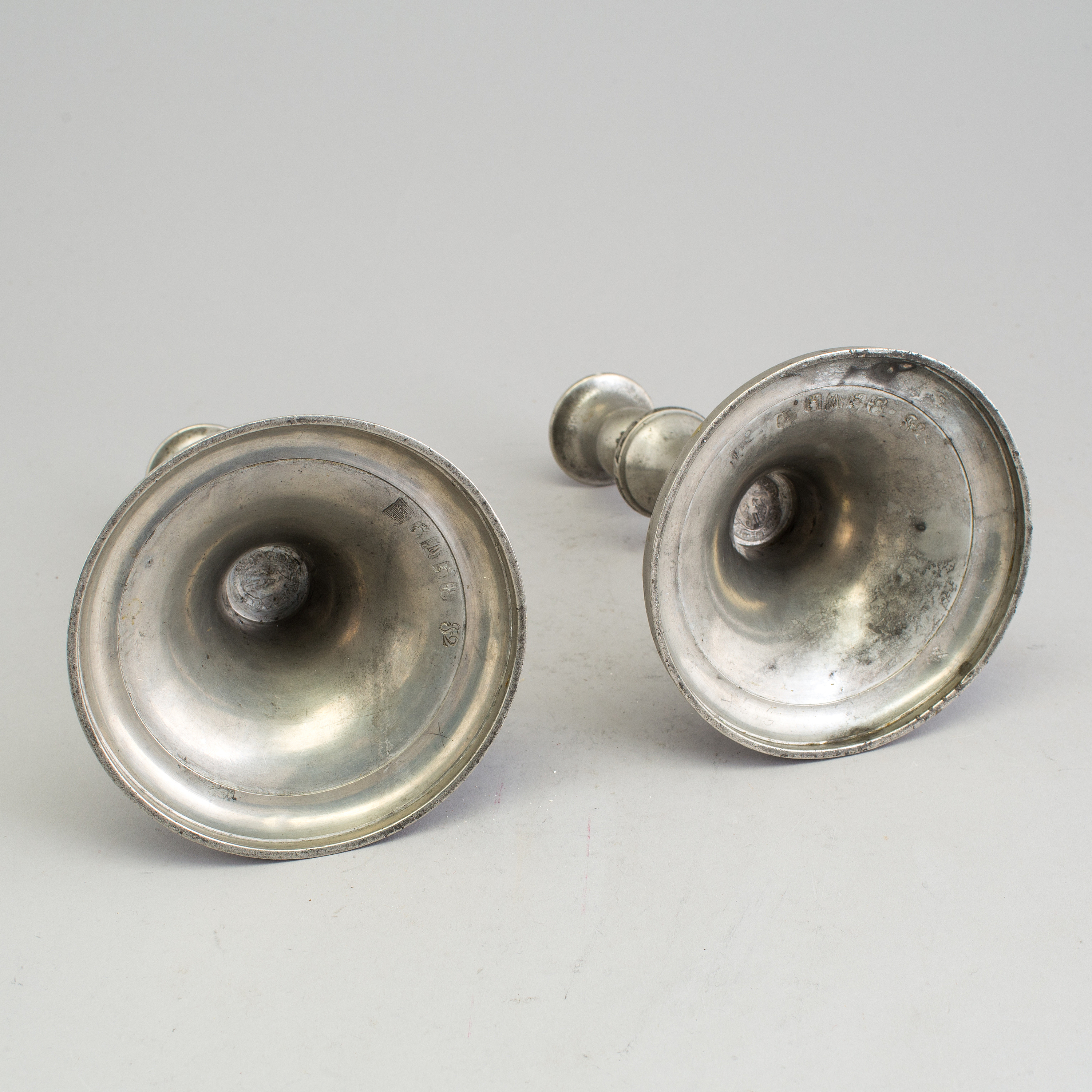 LJUSSTAKAR, ett par, tenn. Magnus Ekman, Malmö, 1788. - Bukowskis