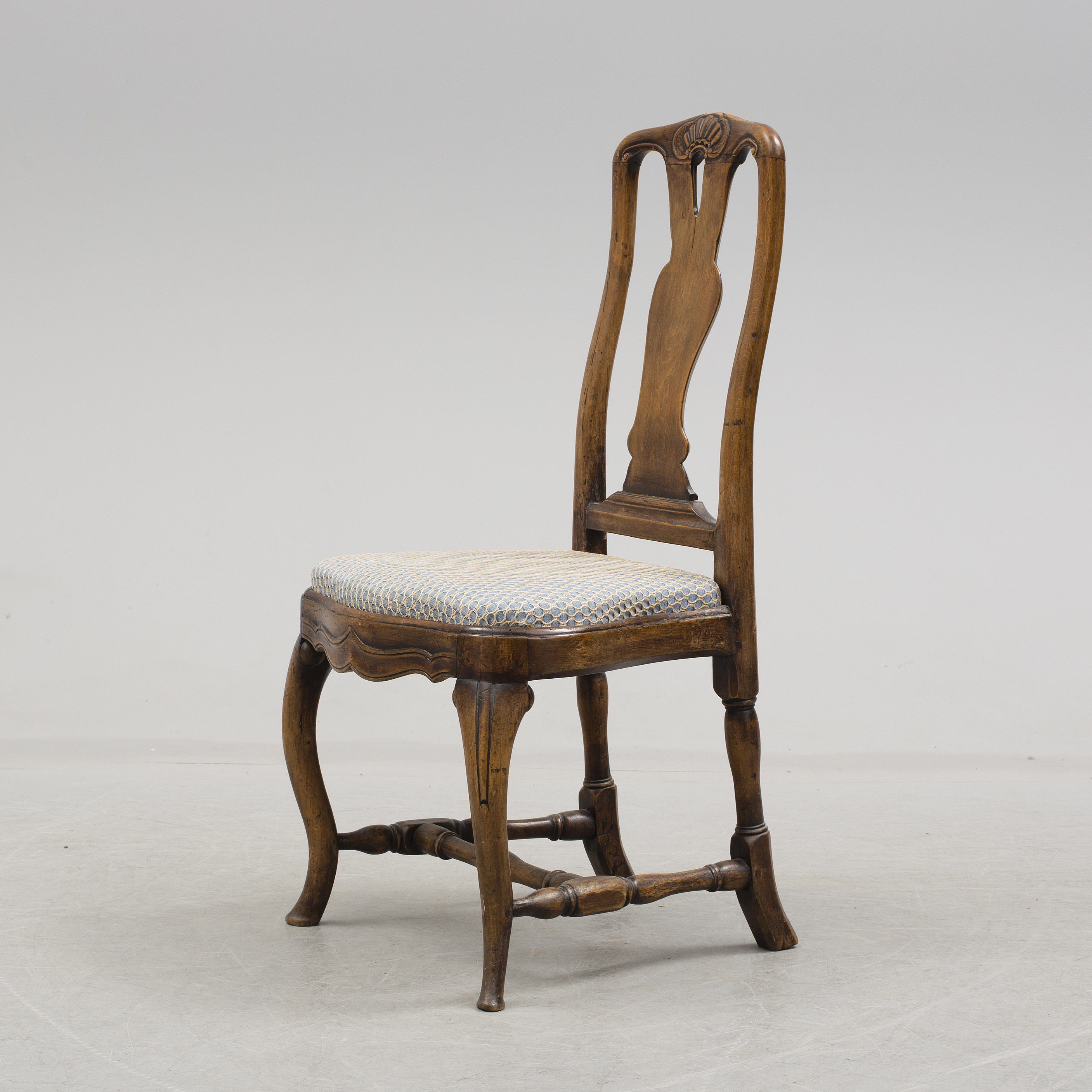A mid 18th century rokoko chair. - Bukowskis