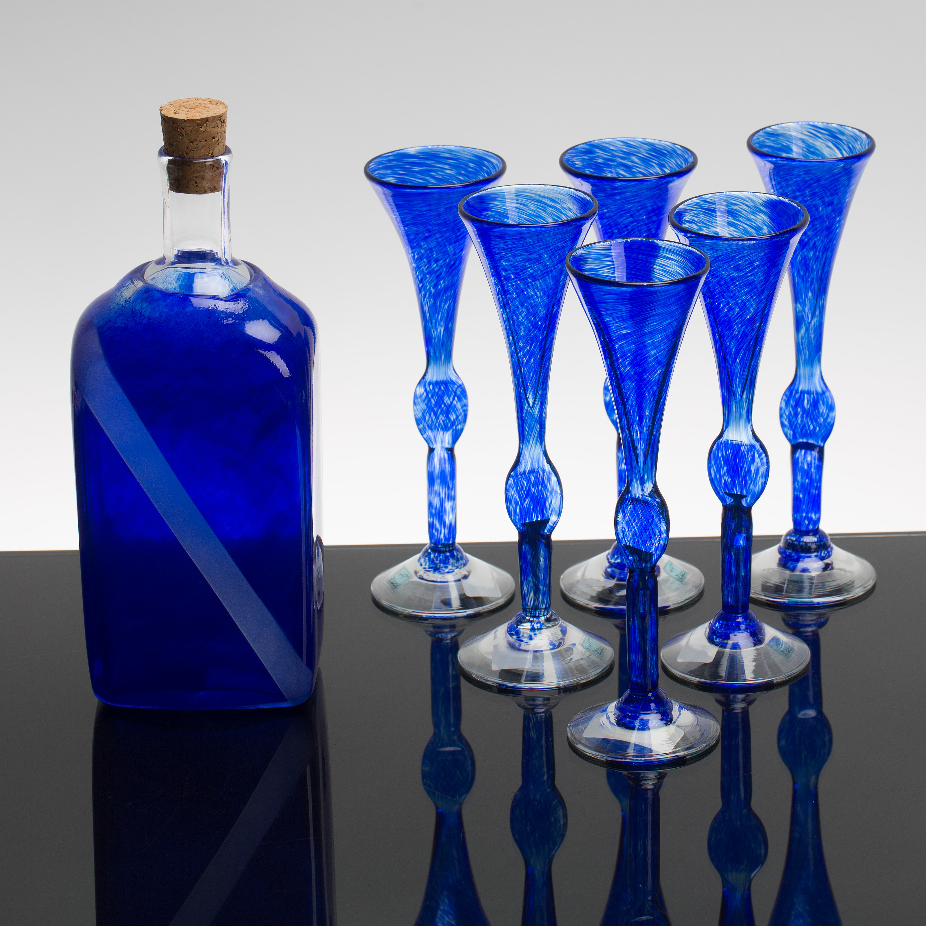 HELENA GIBSON, 6 glasses and a bottle, hald-blown glass. - Bukowskis