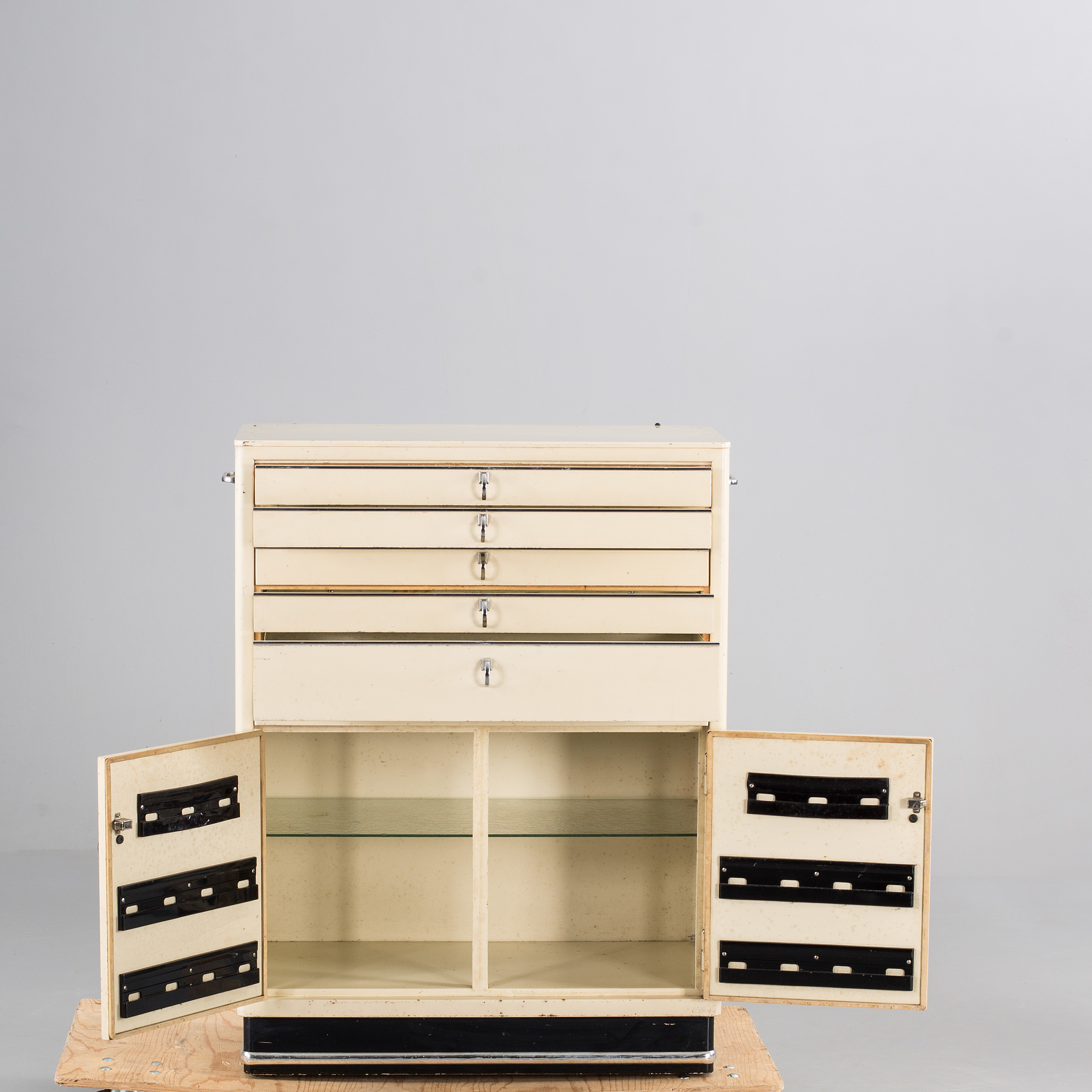 MEDICAL CABINET. - Bukowskis