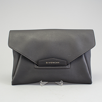 A Givenchy 'Antigona' goat leather clutch. - Bukowskis