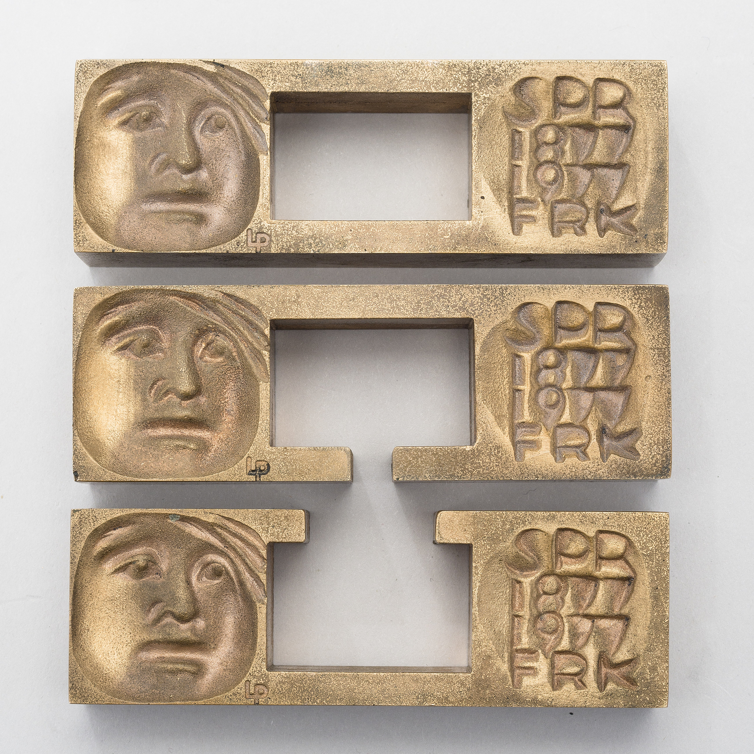 LAILA PULLINEN, a bronze medal / sculpture, signed LP, numbered 82. - Bukowskis