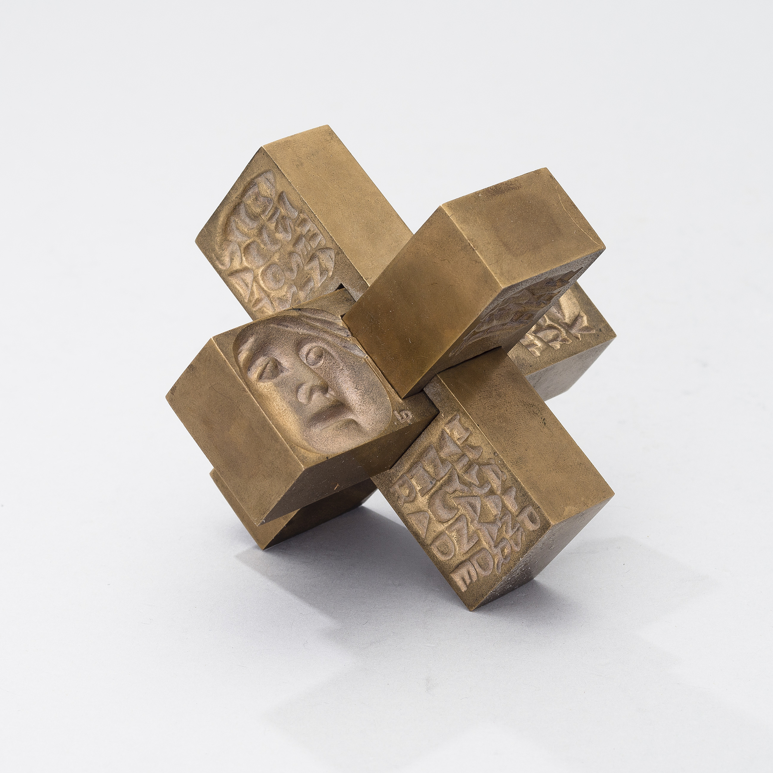 LAILA PULLINEN, a bronze medal / sculpture, signed LP, numbered 82. - Bukowskis