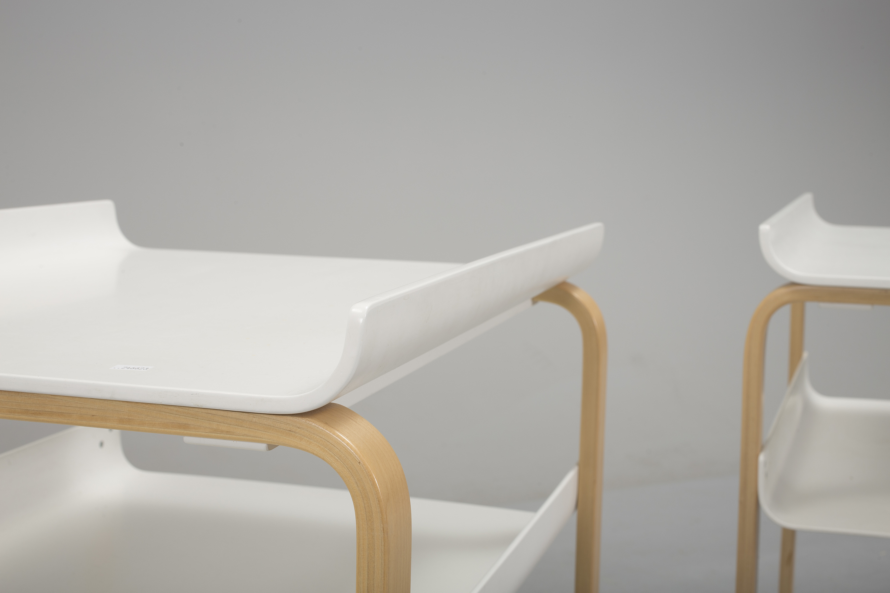 ALVAR AALTO, sidobord, ett par, modell 915, Artek. - Bukowskis