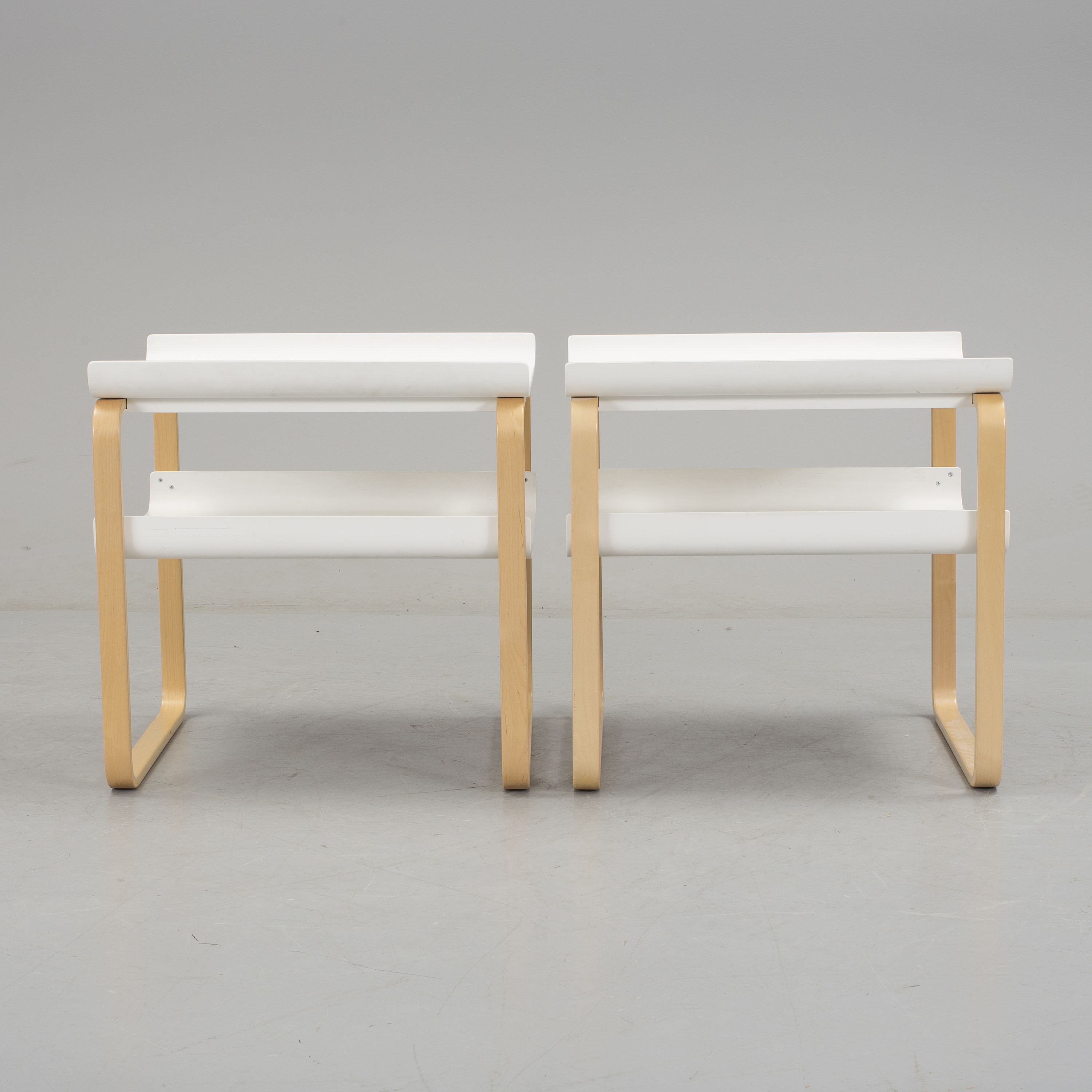 ALVAR AALTO, sidobord, ett par, modell 915, Artek. - Bukowskis