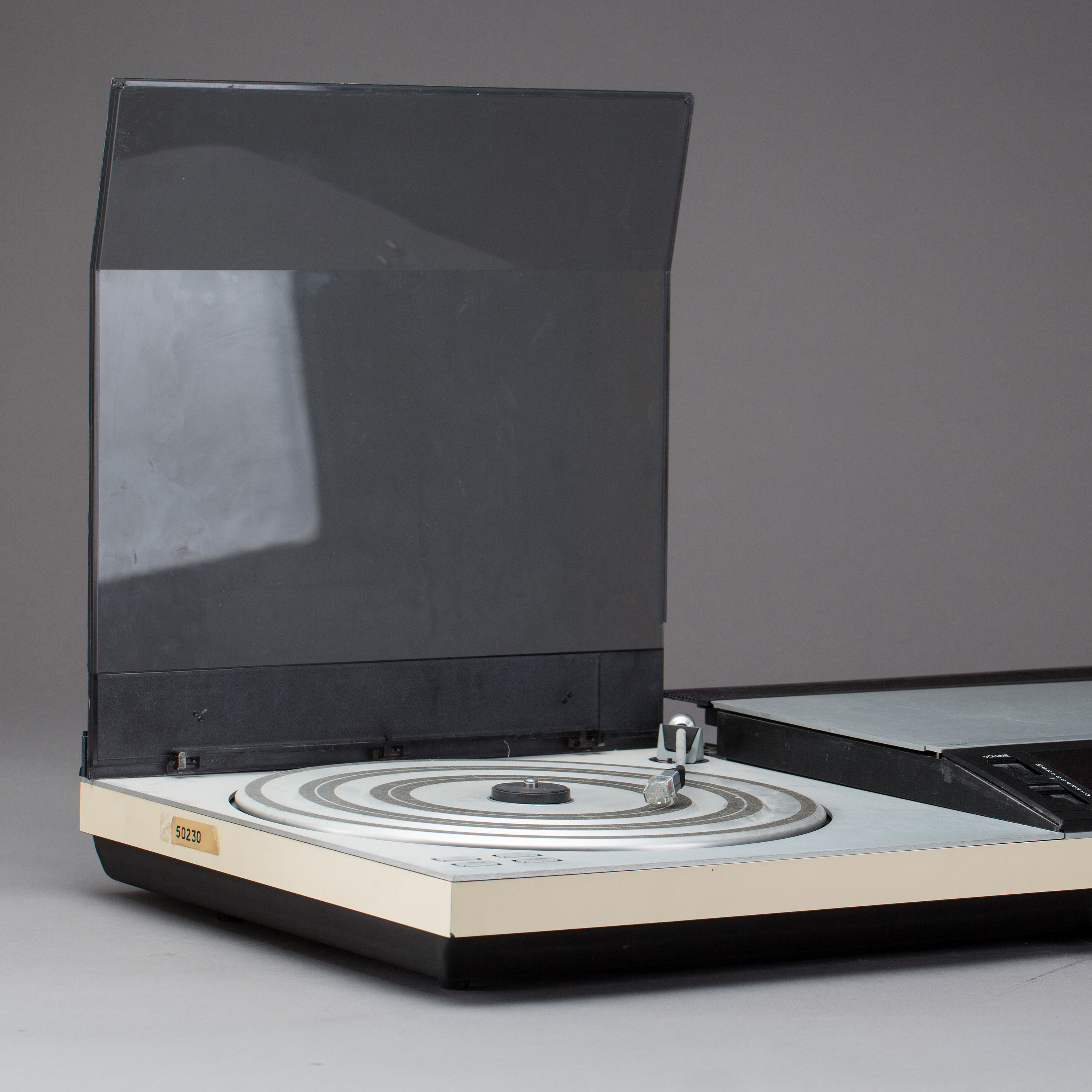 SKIV/KASSETTBANDSPELARE och RADIO, "Beocenter 7002", formgiven av Jacob ...