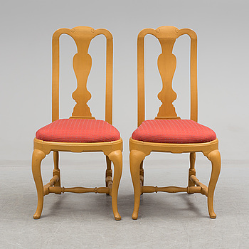 A pair of 18th century rokoko chairs. - Bukowskis