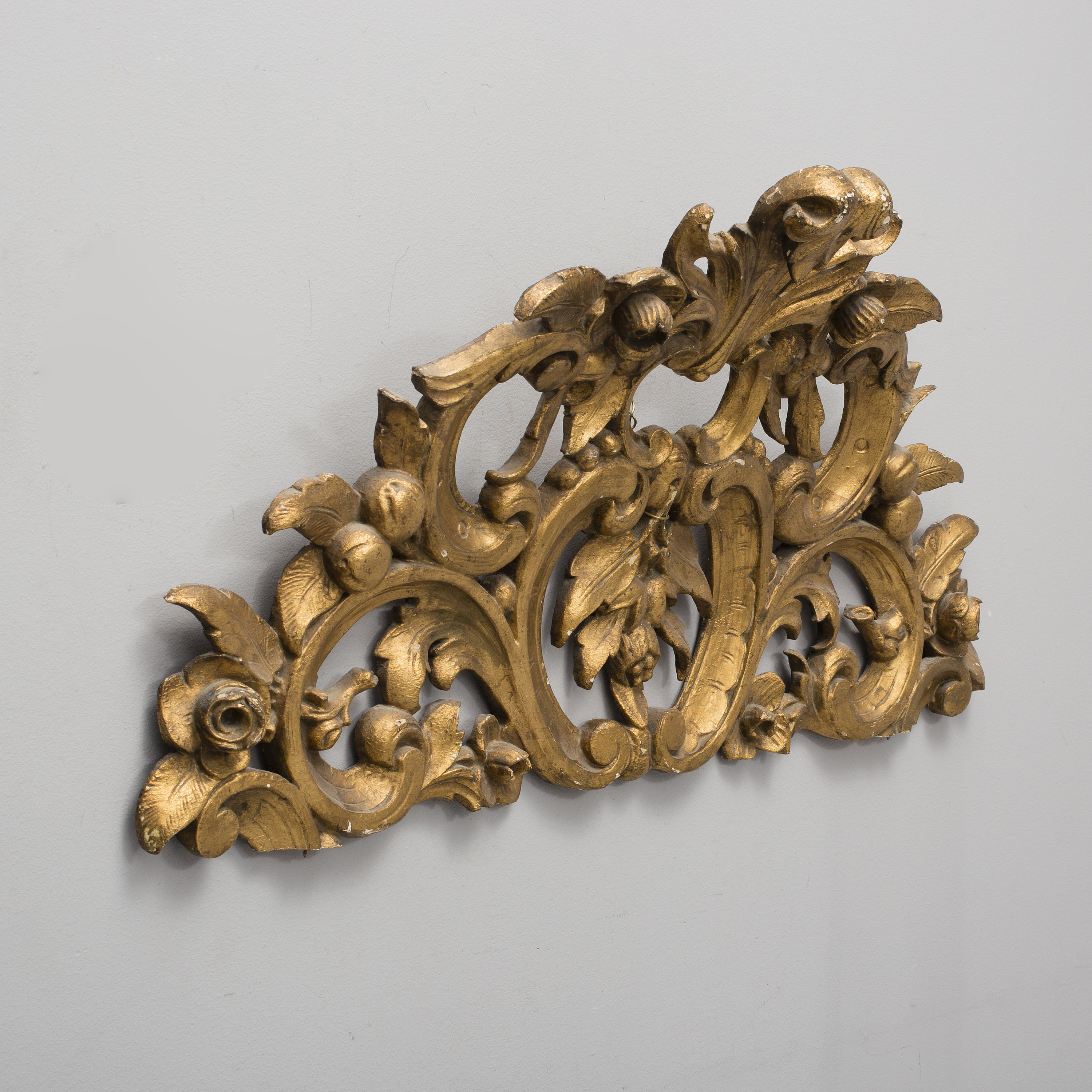 A late 19th century gilt rokoko style carved wooden ornament. - Bukowskis