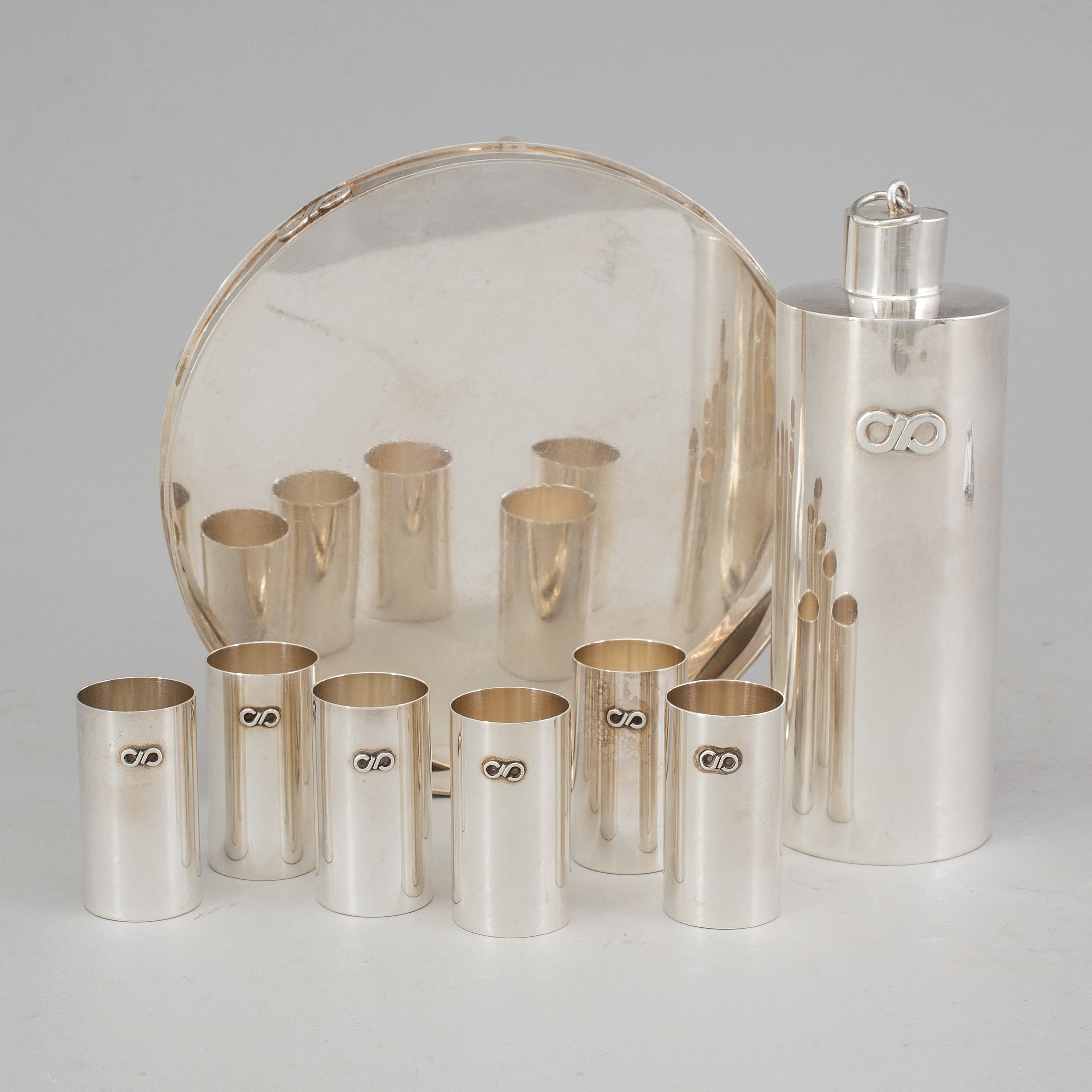 BRICKA med SNAPSGLAS och SHAKER, silver, Smycka Kumla AB, Örebro, 1975 ...