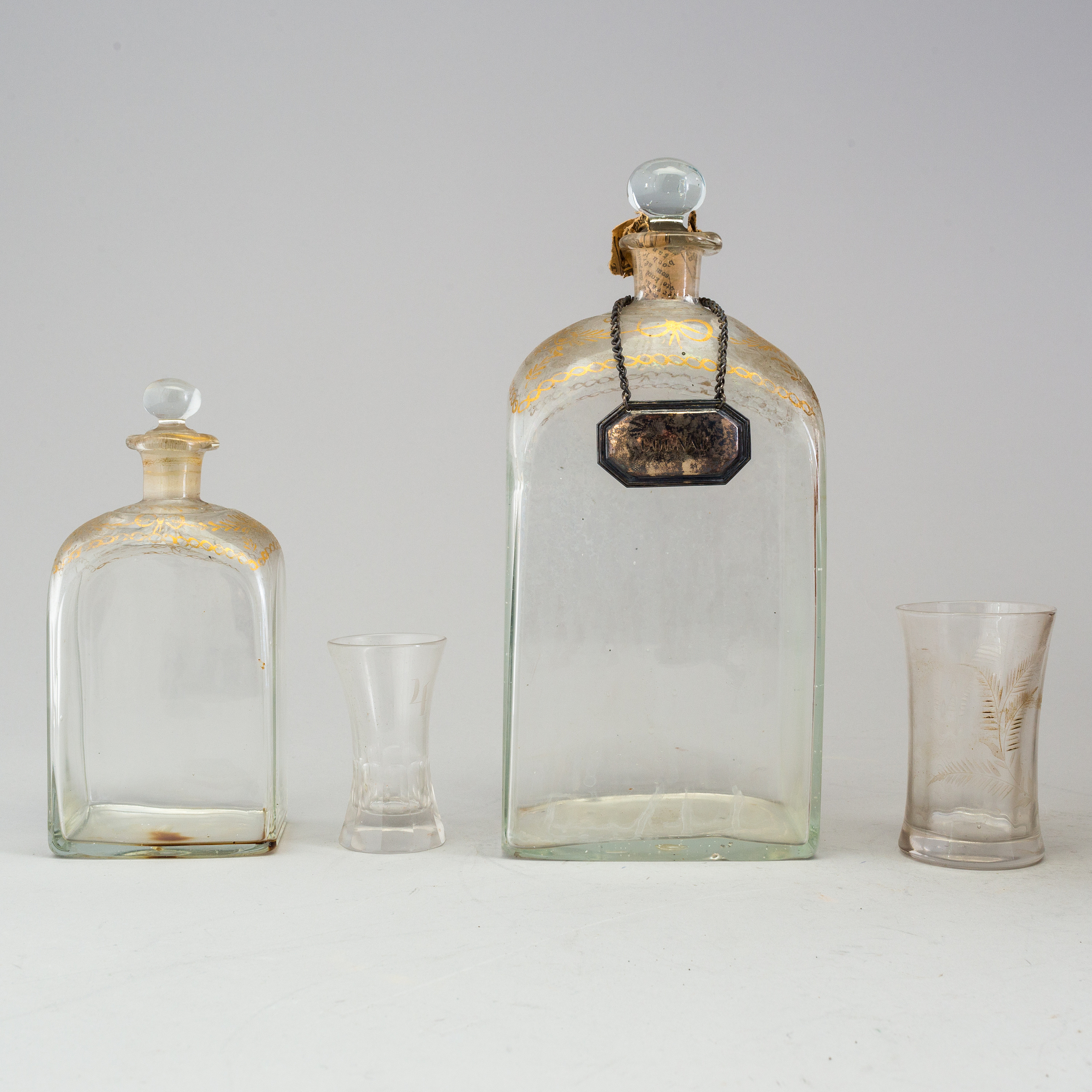 FLASKFODER MED FLASKOR OCH GLAS, 1800-tal. - Bukowskis