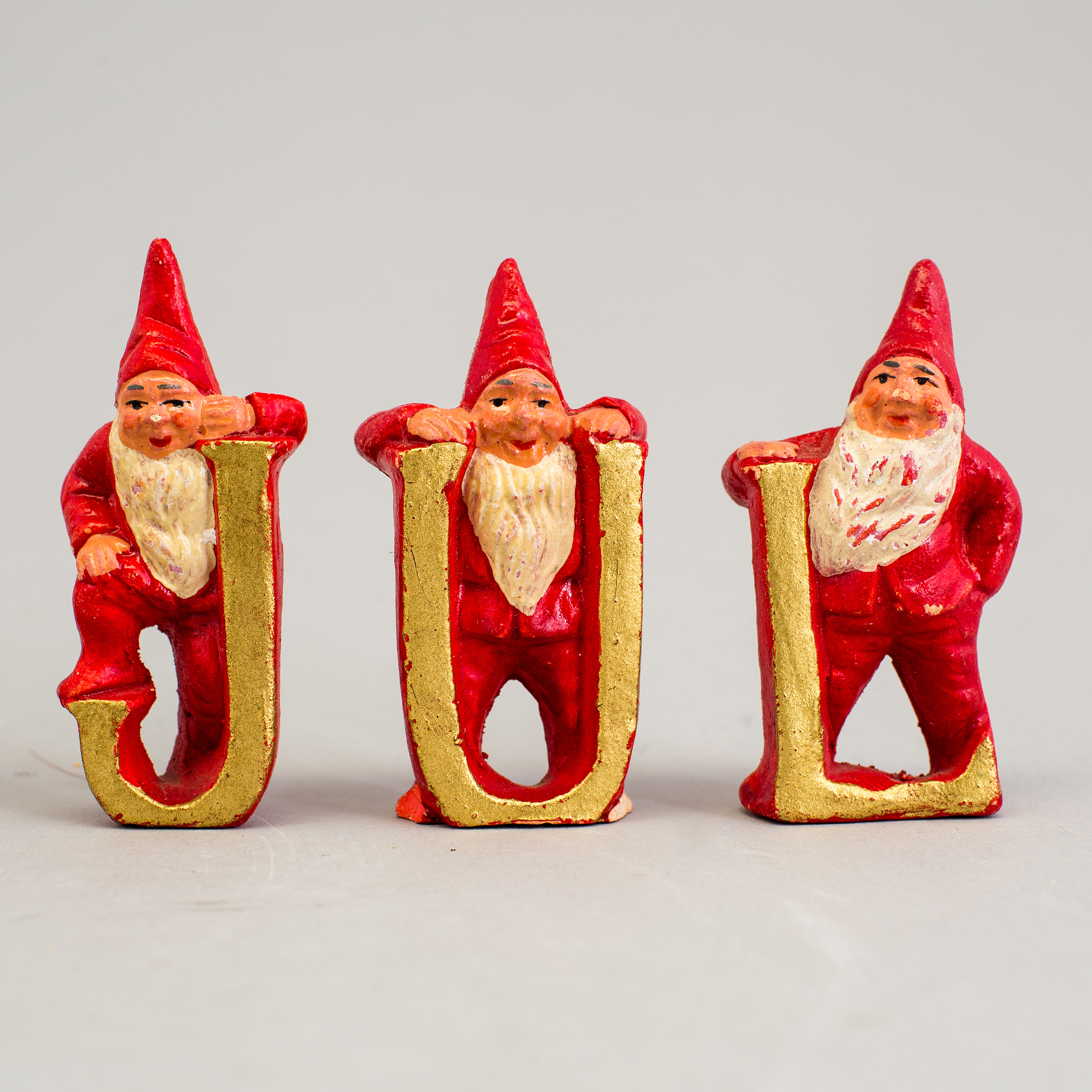 TOMTAR, 6 st, målad terracotta, "GOD JUL", tidigt 1900-tal. - Bukowskis