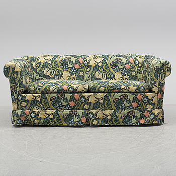 SOFFA, 1960-/70-tal. Klädd i tyg formgivet av William Morris. - Bukowskis