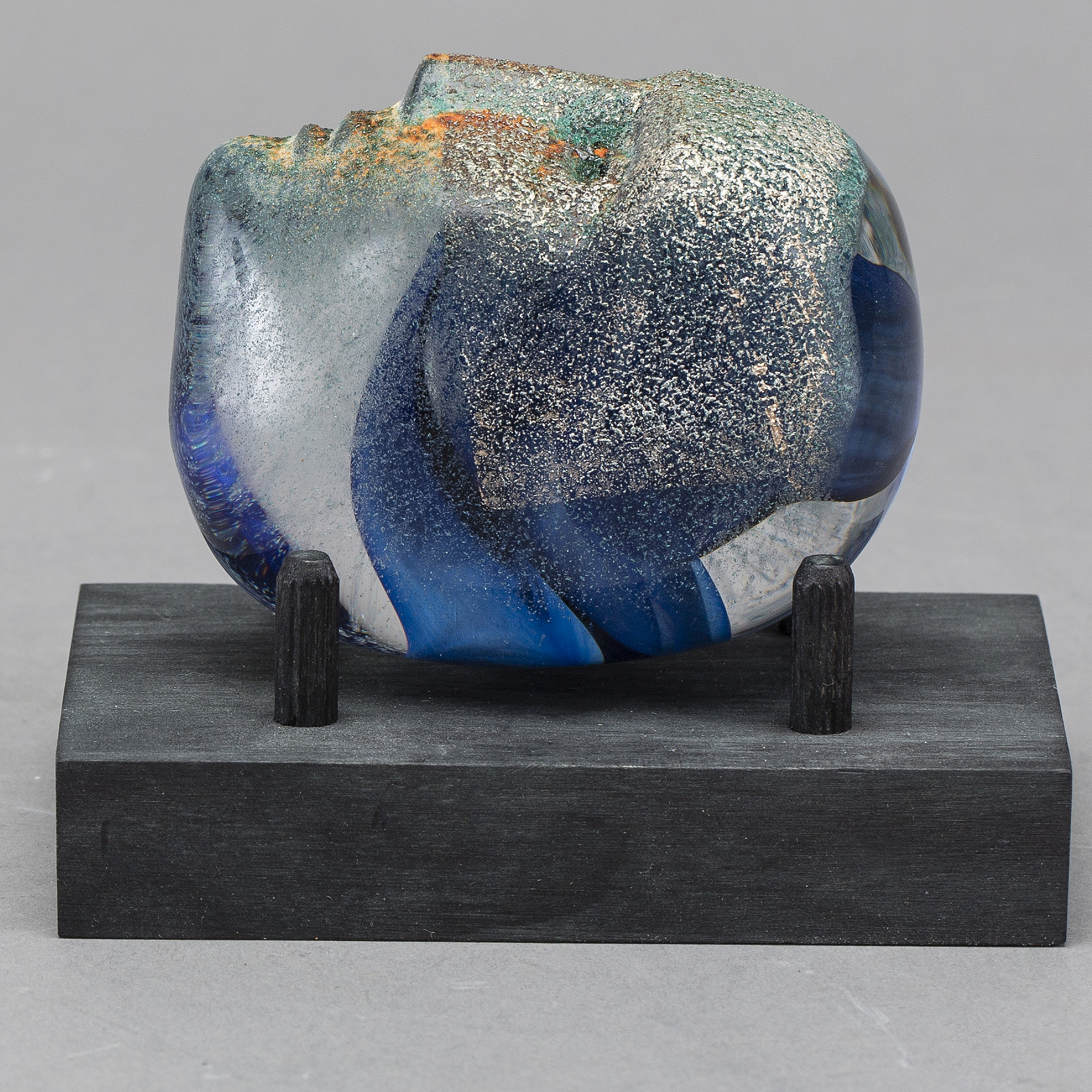 BERTIL VALLIEN, konstglas. "Huvud" signerad samt nr 7090002. Samt BOK ...