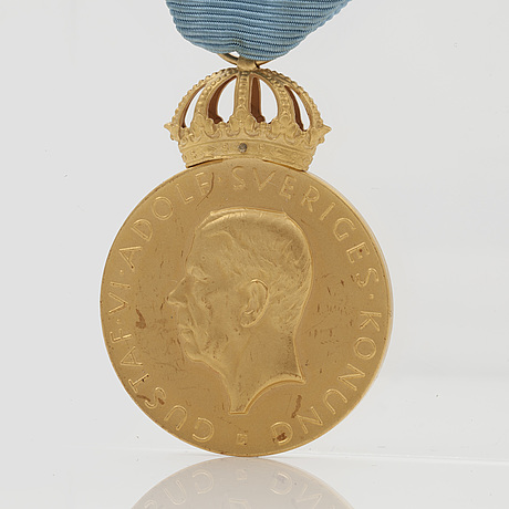A Swedish royal gold medal from Sveriges hantverks o ...