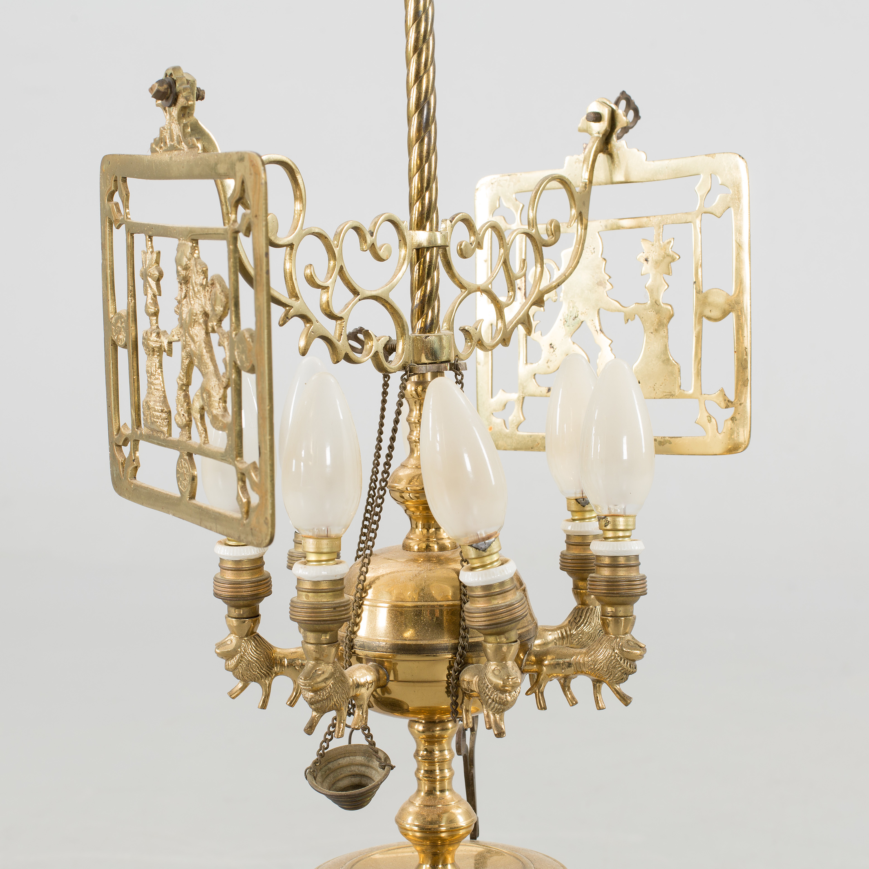 A BAROC STYLE 20TH CENTURY LAMP. - Bukowskis