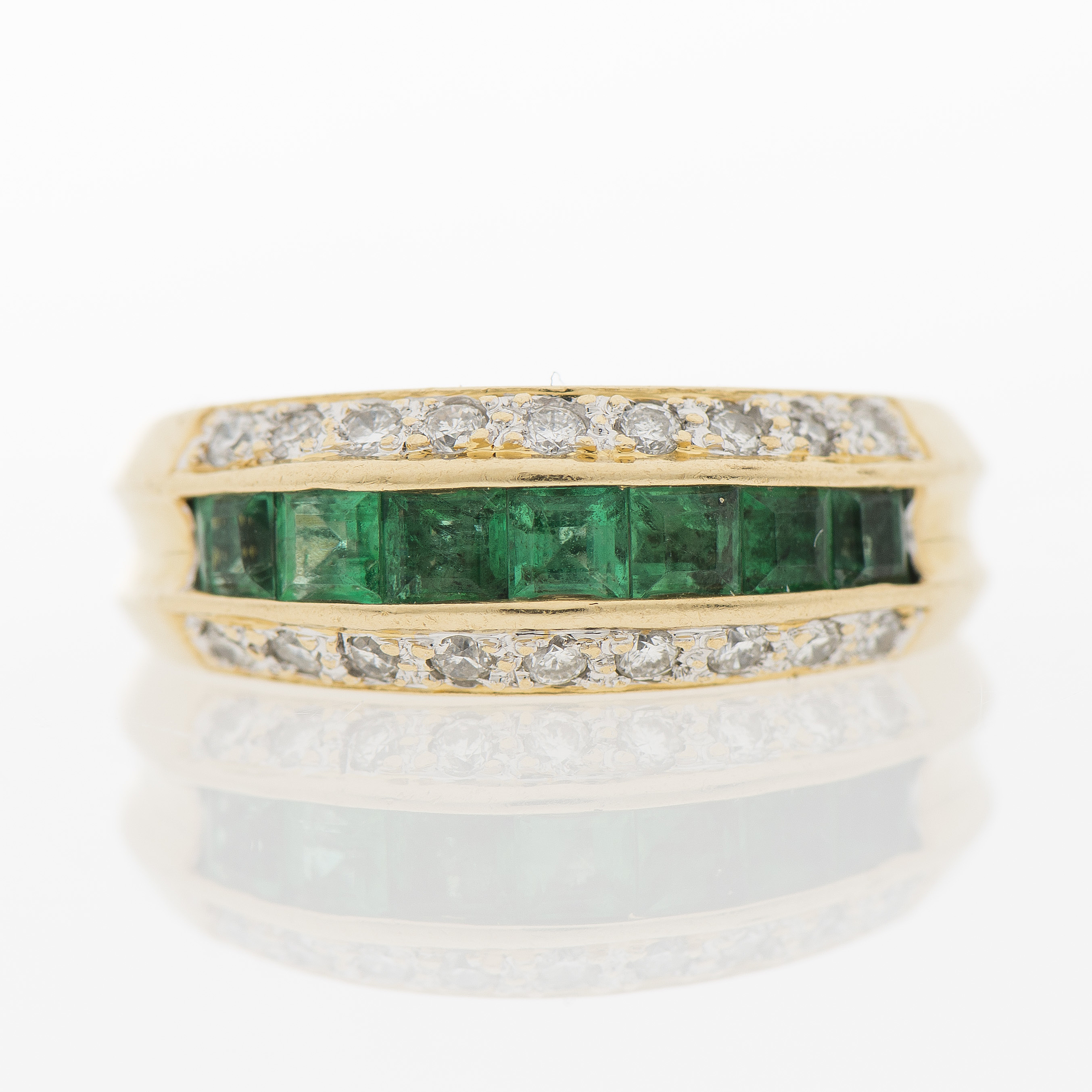 RING, carreslipade smaragder, briljantslipade diamanter, 18K guld. Importstämplar Oskar Lindroos ...
