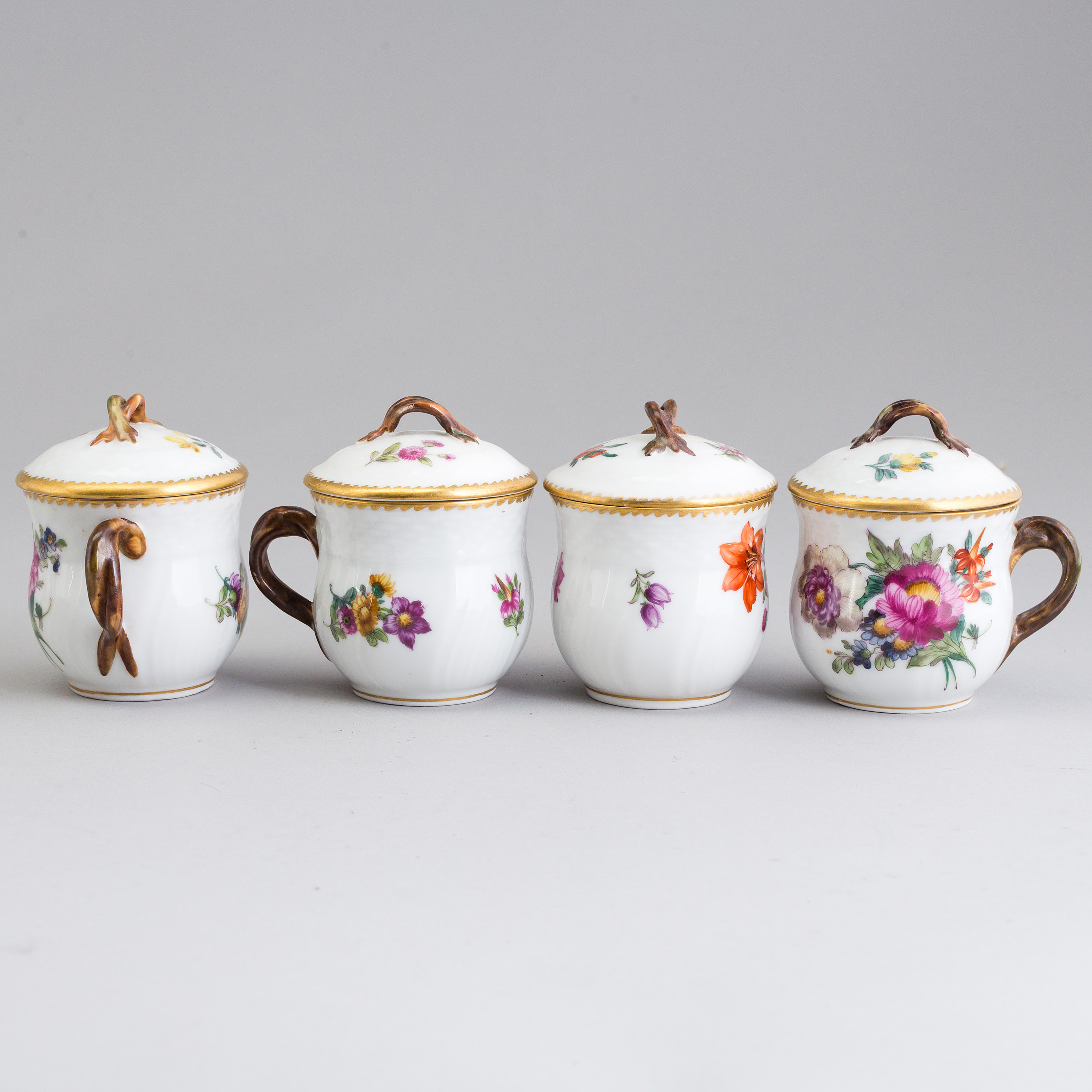 12 porcelain lidded cups with saucers, Royal Copenhagen. - Bukowskis