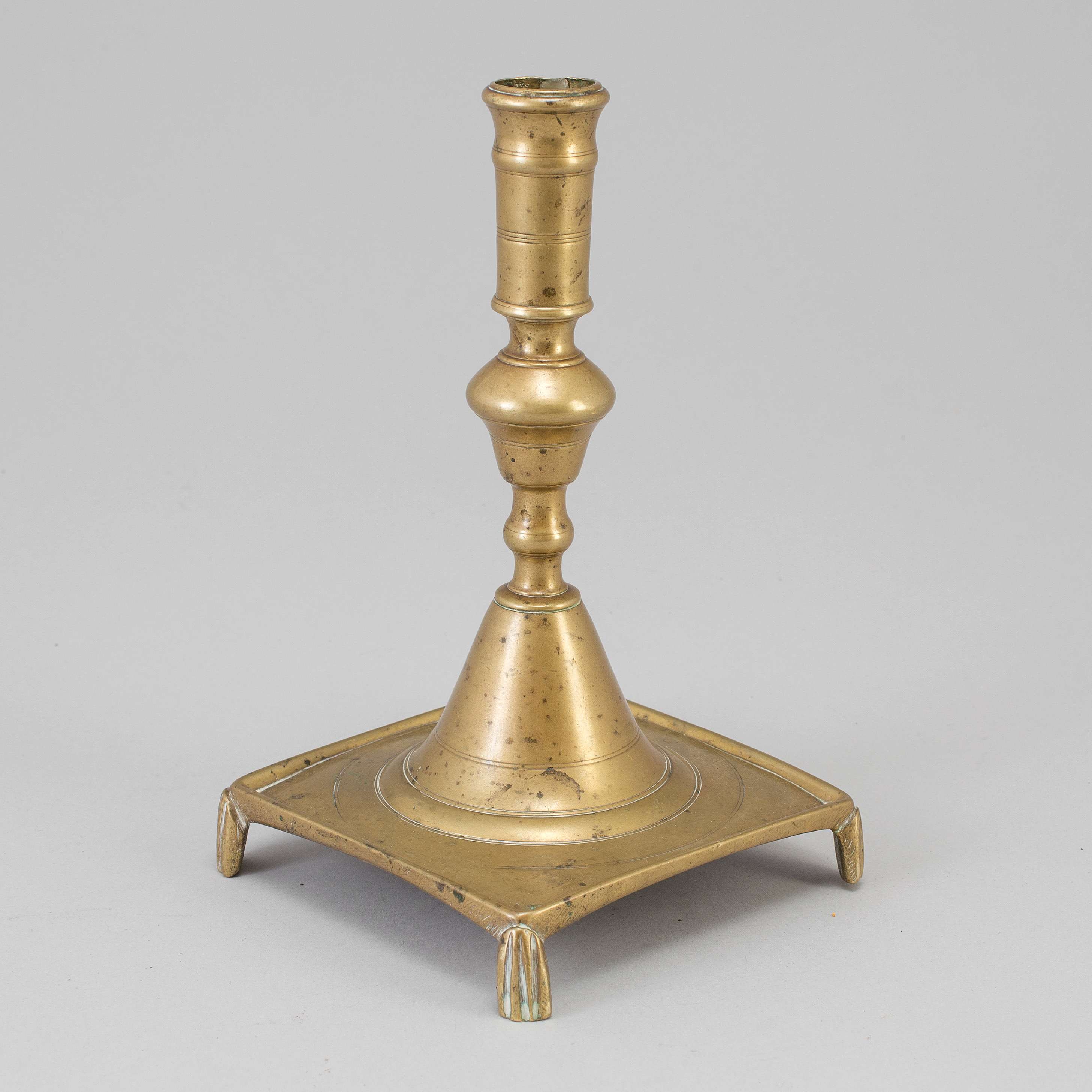 A 17TH CENTURY BRONZE CANDLESTICK. - Bukowskis