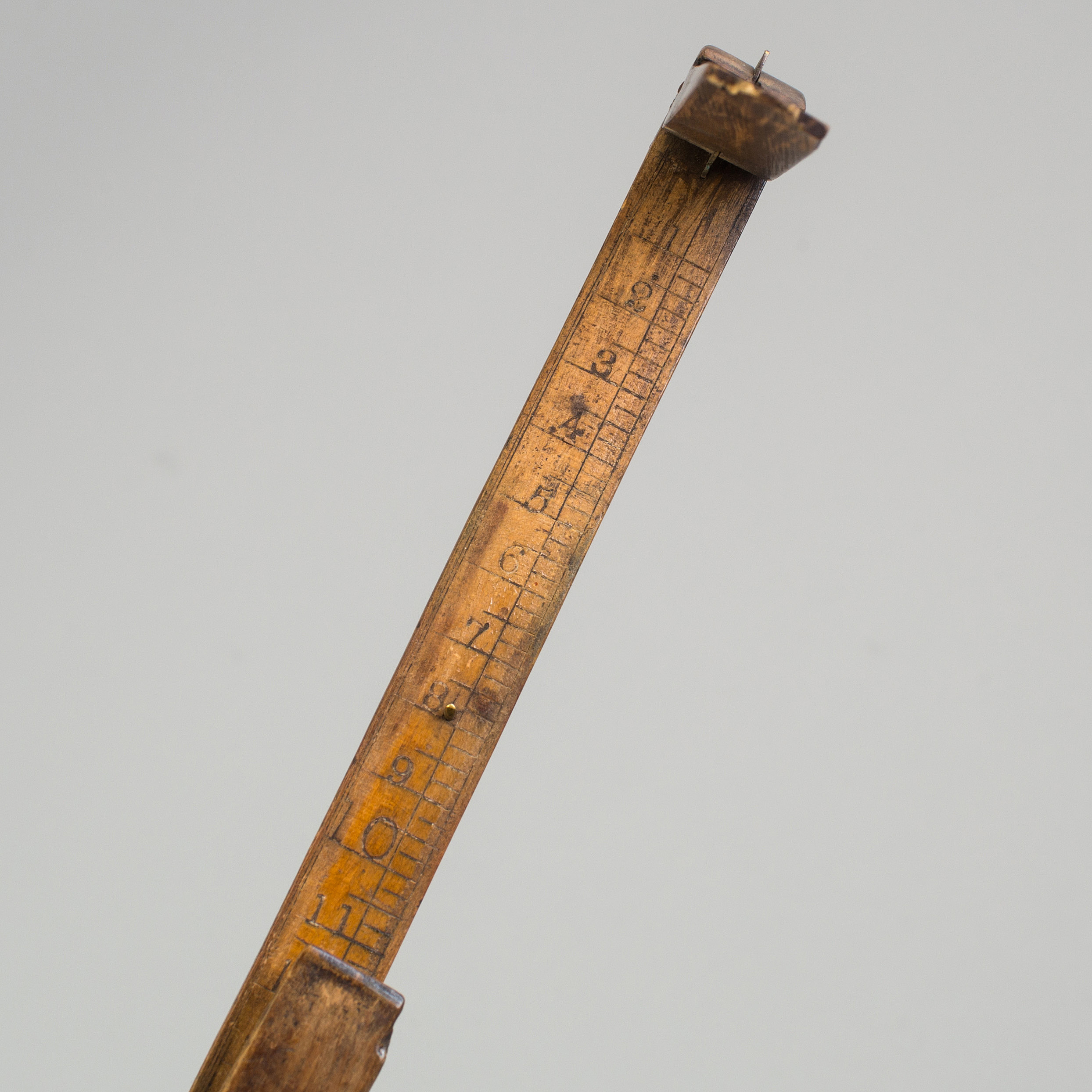 A WOODEN METRIC SHOEMAKERS RULER, 19th century. - Bukowskis